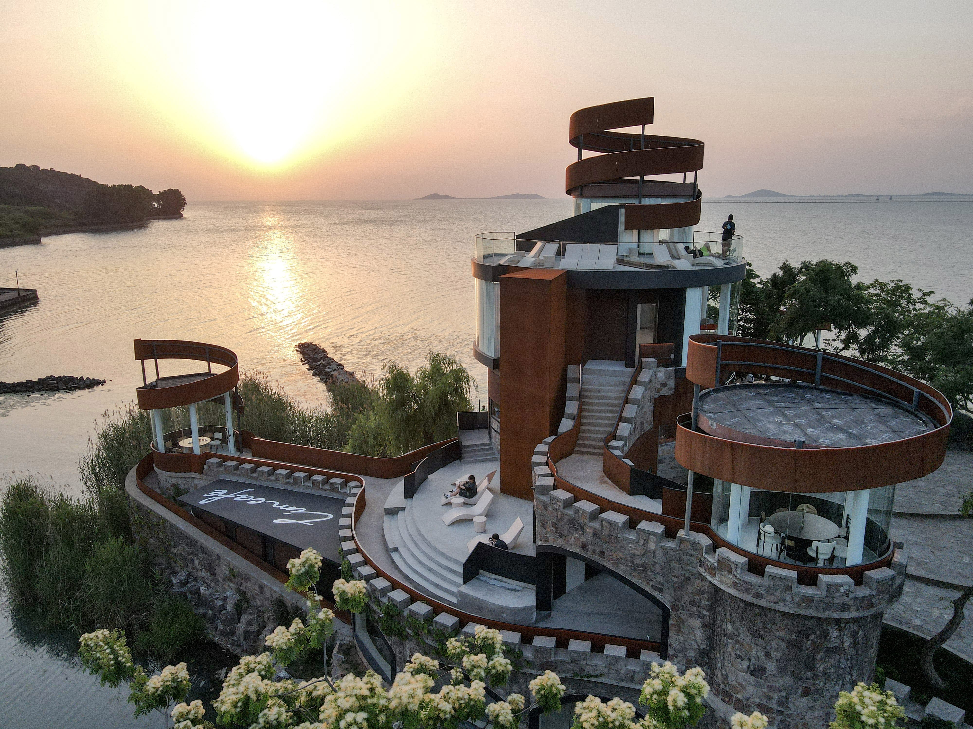 The renovation of Phoenix Terrace in the Taihu Resort Area | Parallect ...