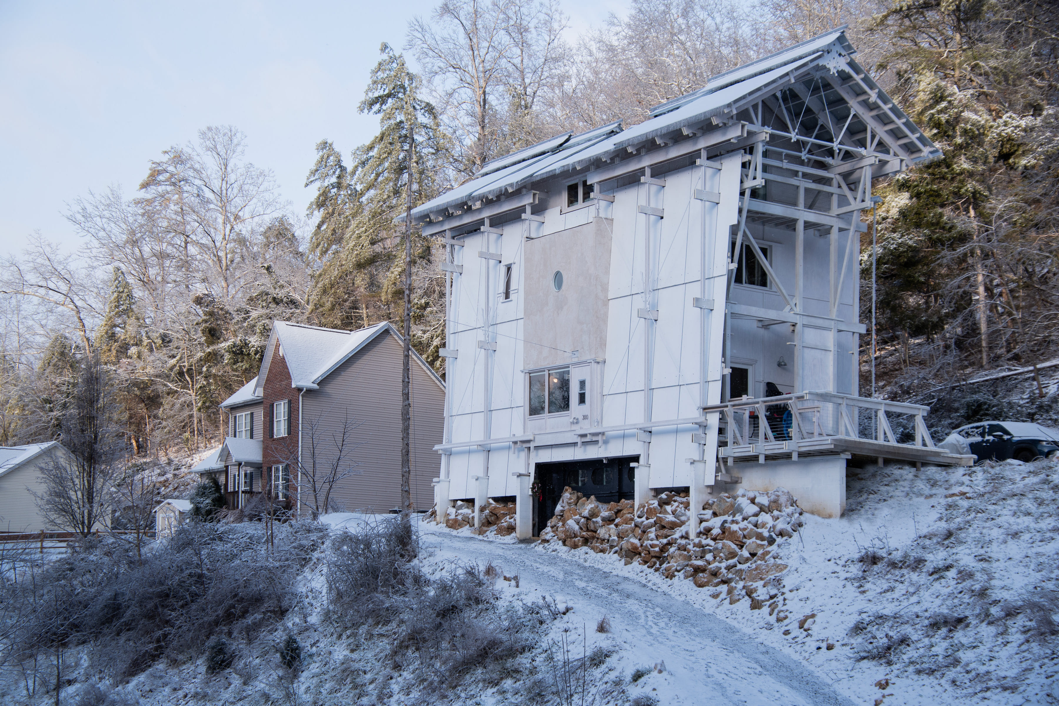 An off-kilter Virginia ‘DIY’ house that matches its designer’s ...