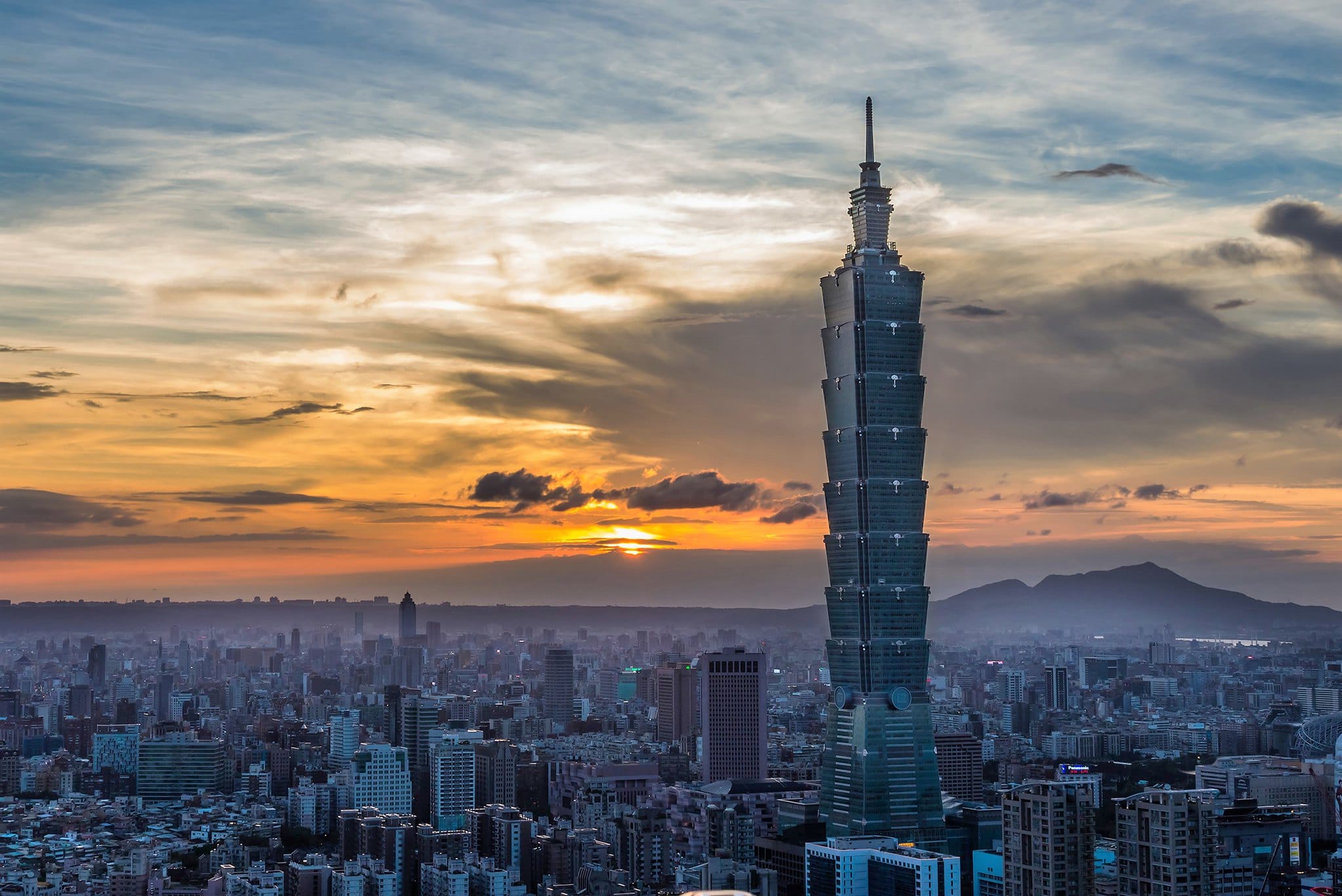 Taipei 101 skyscraper climbed by Alex Honnold without safety measures ...