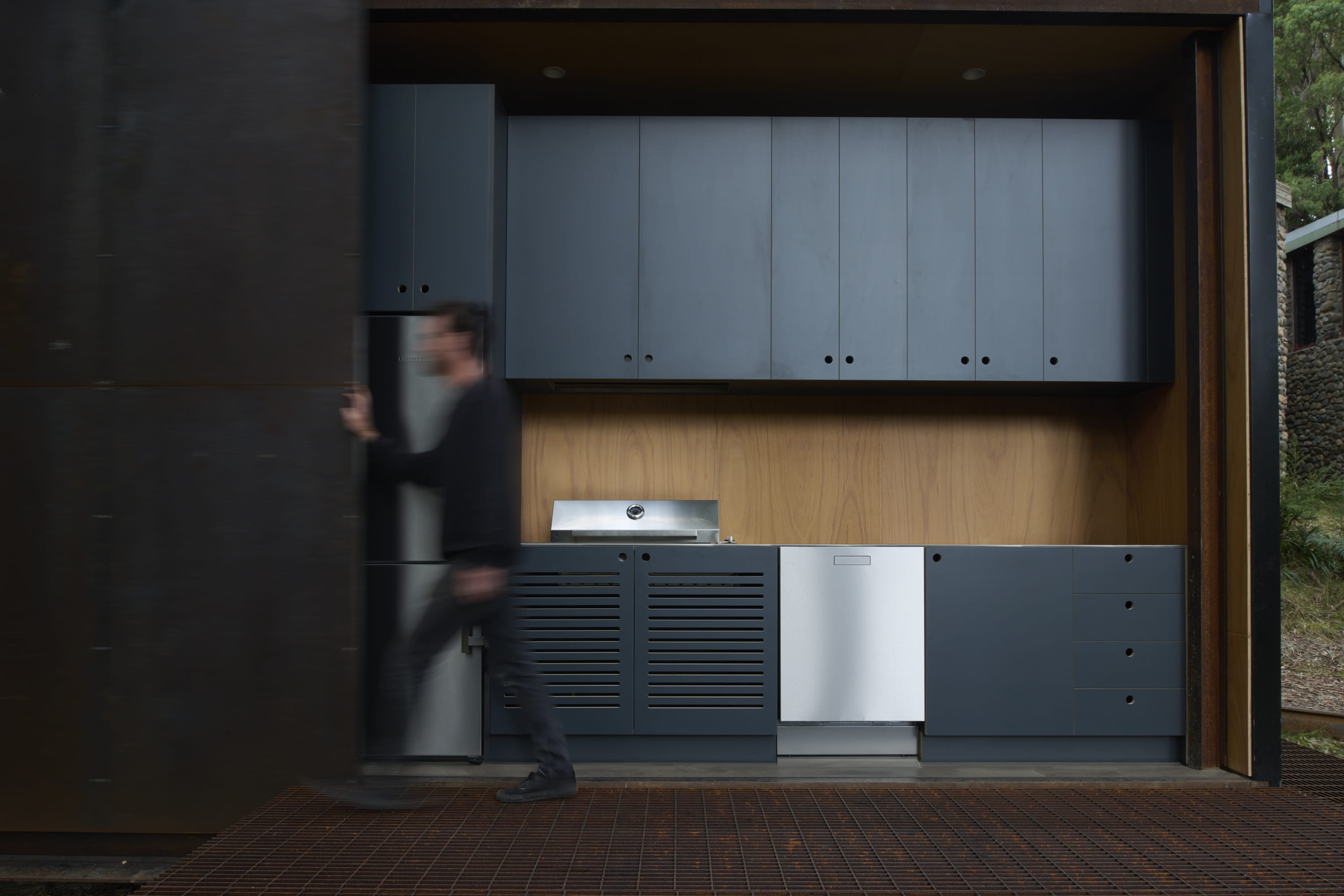 Robbie Walker's Sawmill Treehouse blends into the trees through its ...