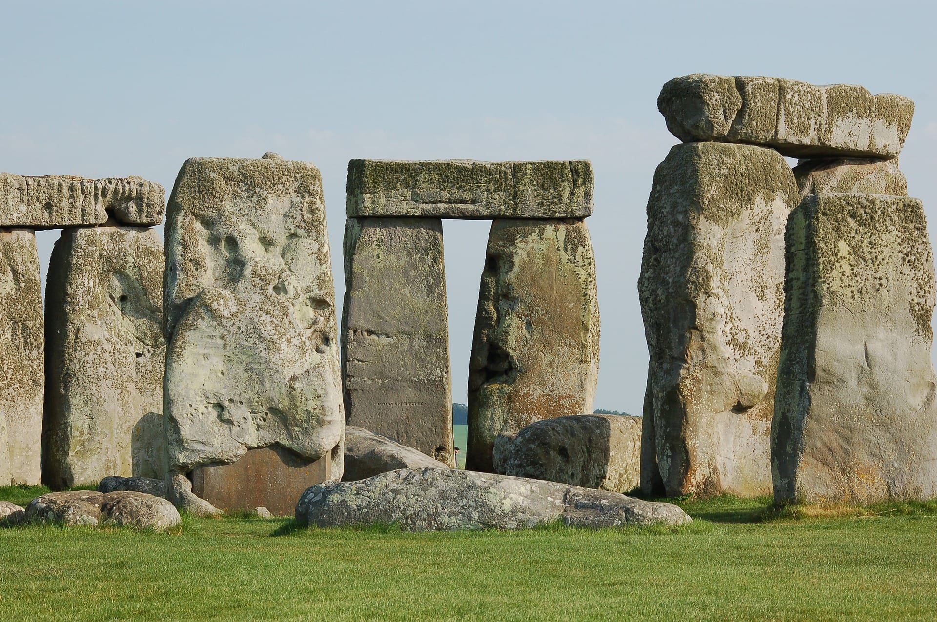 Archaeologists discover ring of Neolithic sites encircling Stonehenge ...