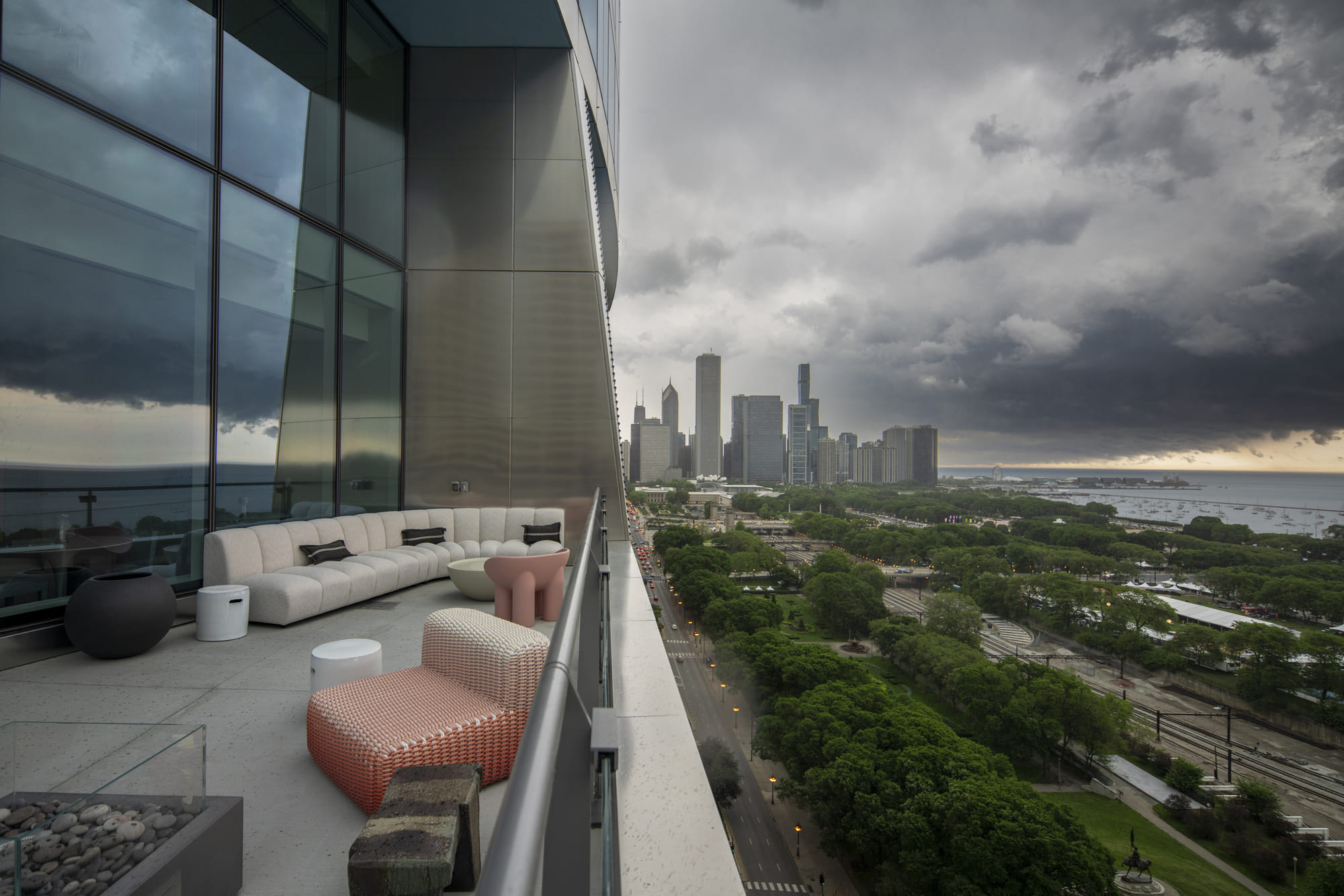 One of Helmut Jahn's final designs distinguishes itself on the Chicago skyline | Gallery | Archinect