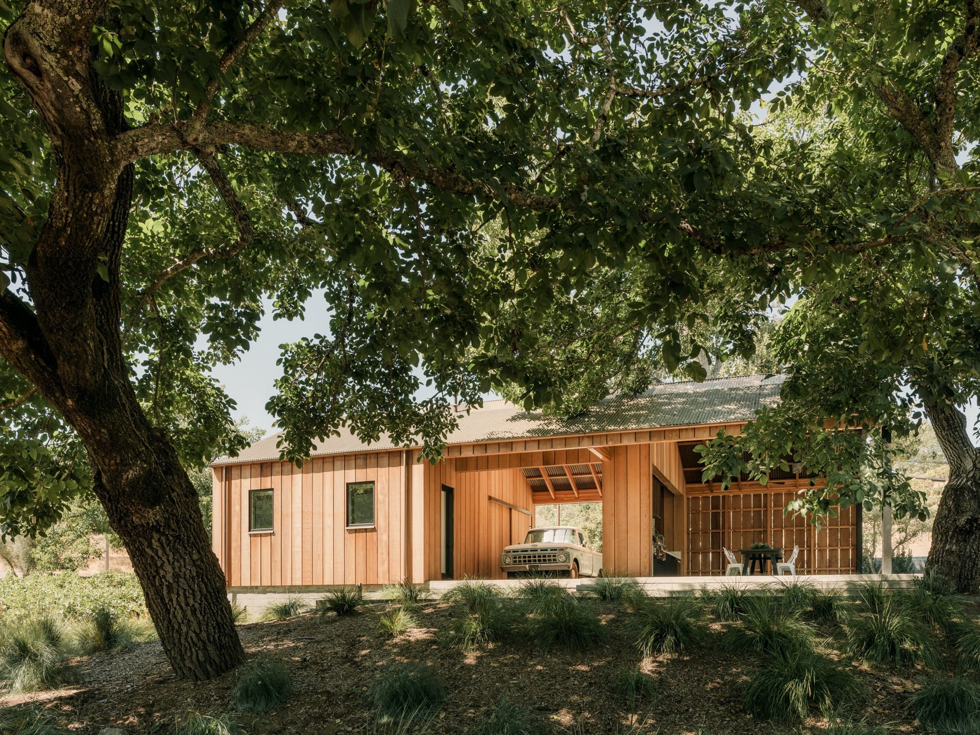 A rustic ‘entertainment barn’ in California’s wine country is completed ...