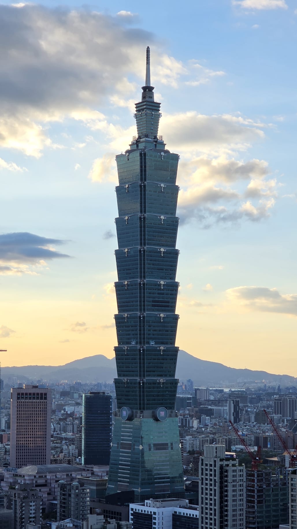 Taipei 101 skyscraper climbed by Alex Honnold without safety measures ...