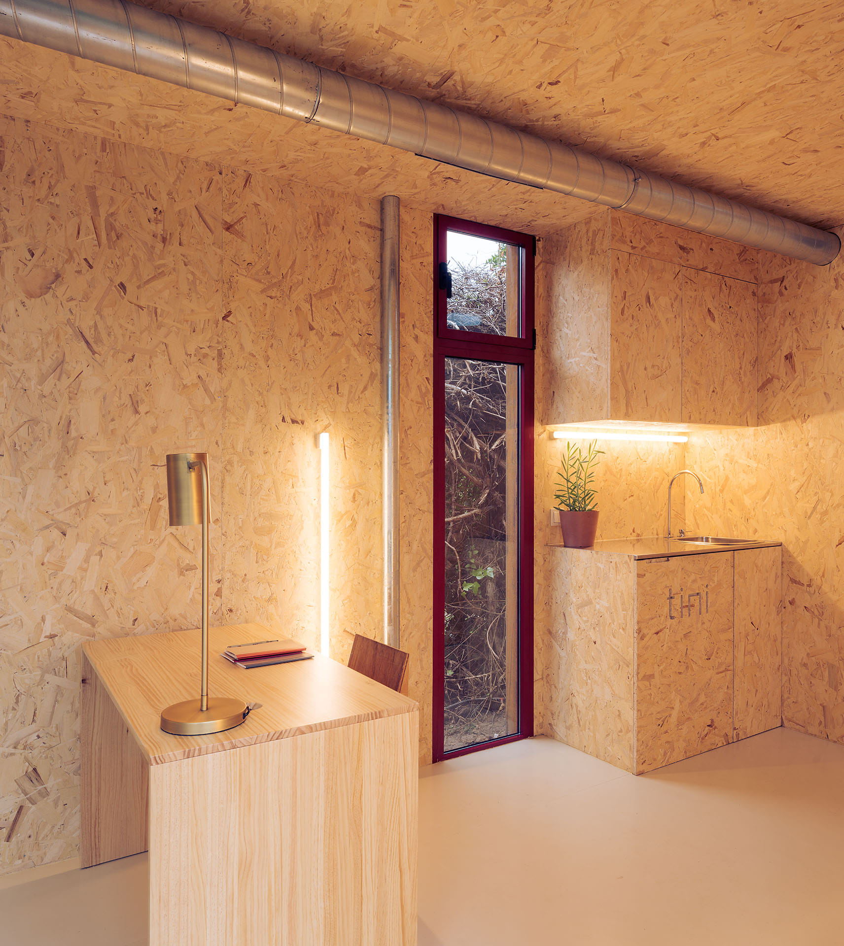 Spanish architecture studio DelaVegaCanolasso designs a 'Tini Office ...