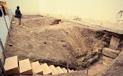 How to ‘Earthwork’ an Exhibition Space: Interiors Land Art Experiences ...