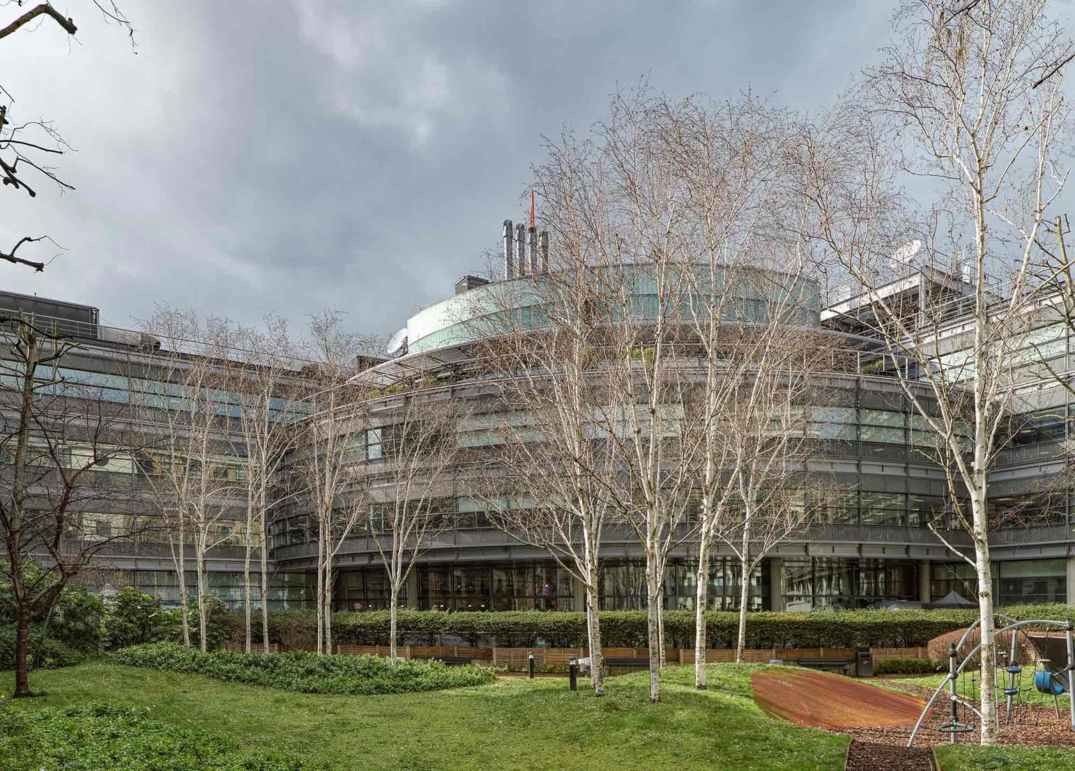 Richard Rogers’ Channel 4 headquarters gains Grade II-listed status in ...