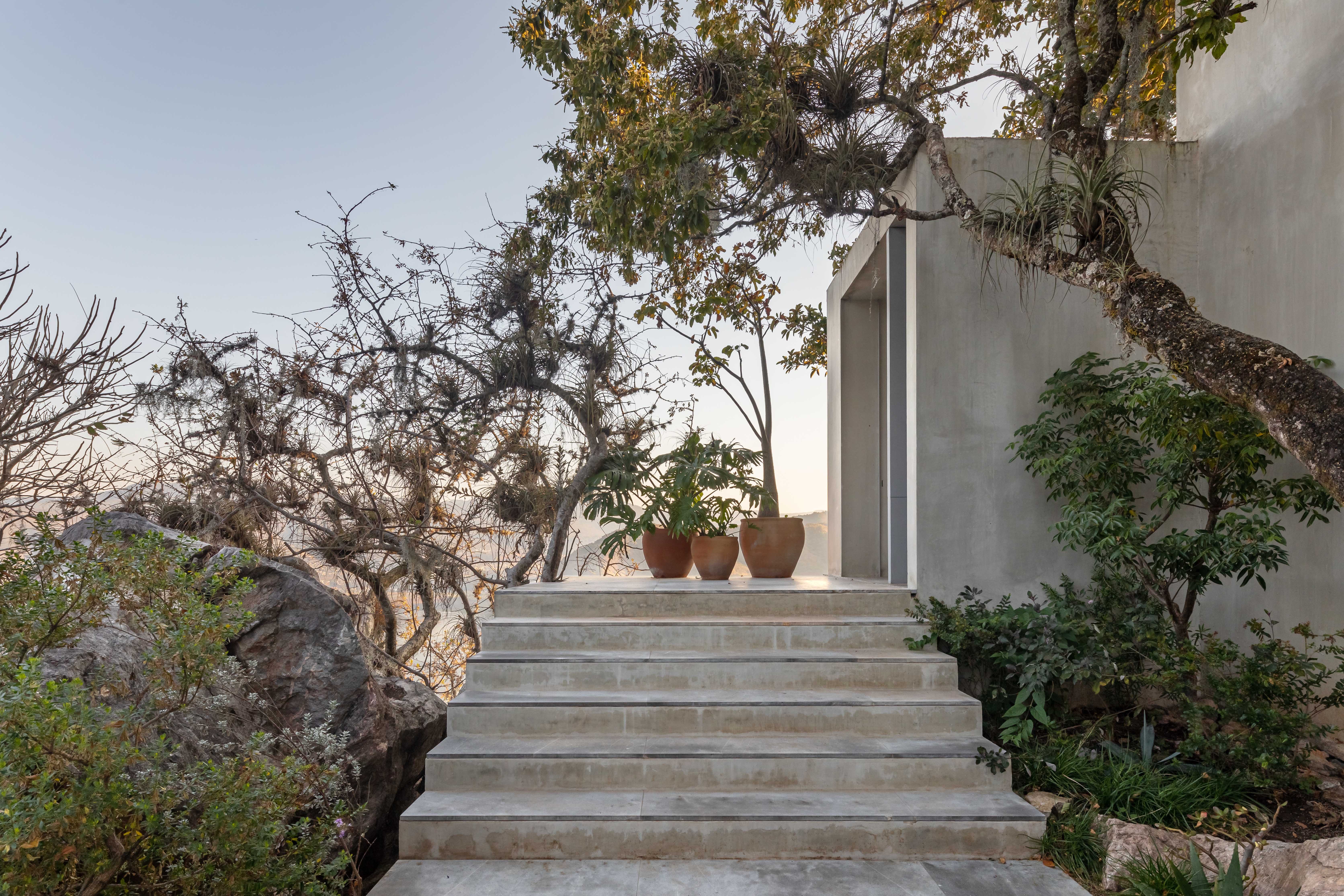 Las Rocas blends modular homes with Valle de Bravo’s rocky terrain ...