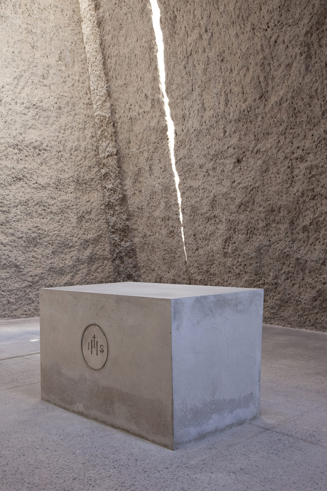 A minimalist Spanish concrete church wins the 'Frate Sole ...