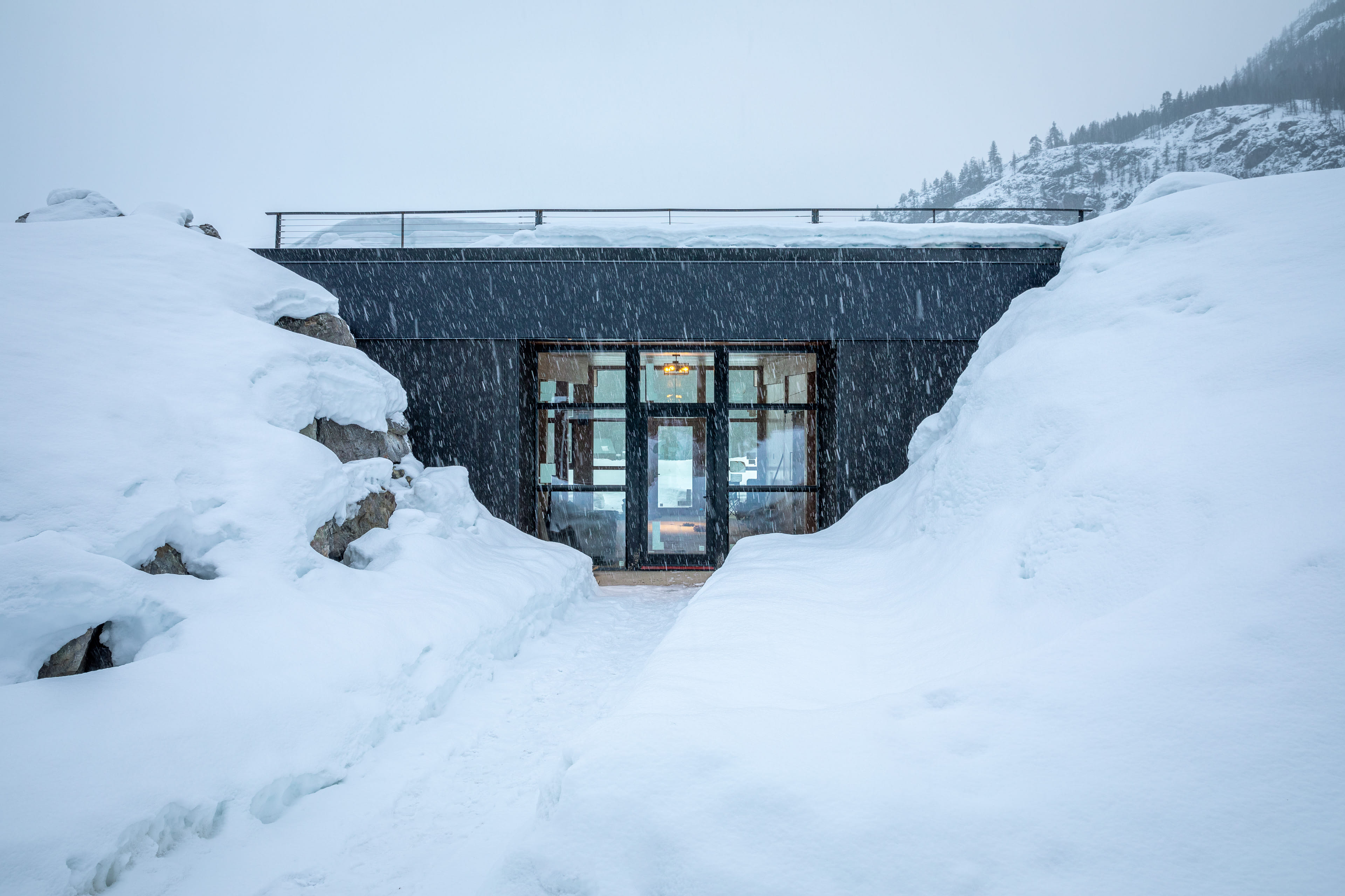 Cross-Laminated Timber "Berm House" in Washington's Methow Valley ...