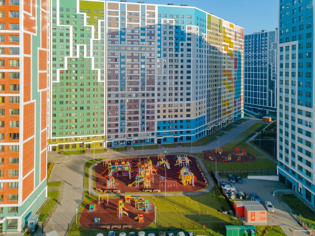 Moscow apartment buildings come to life with facade featuring The Great ...