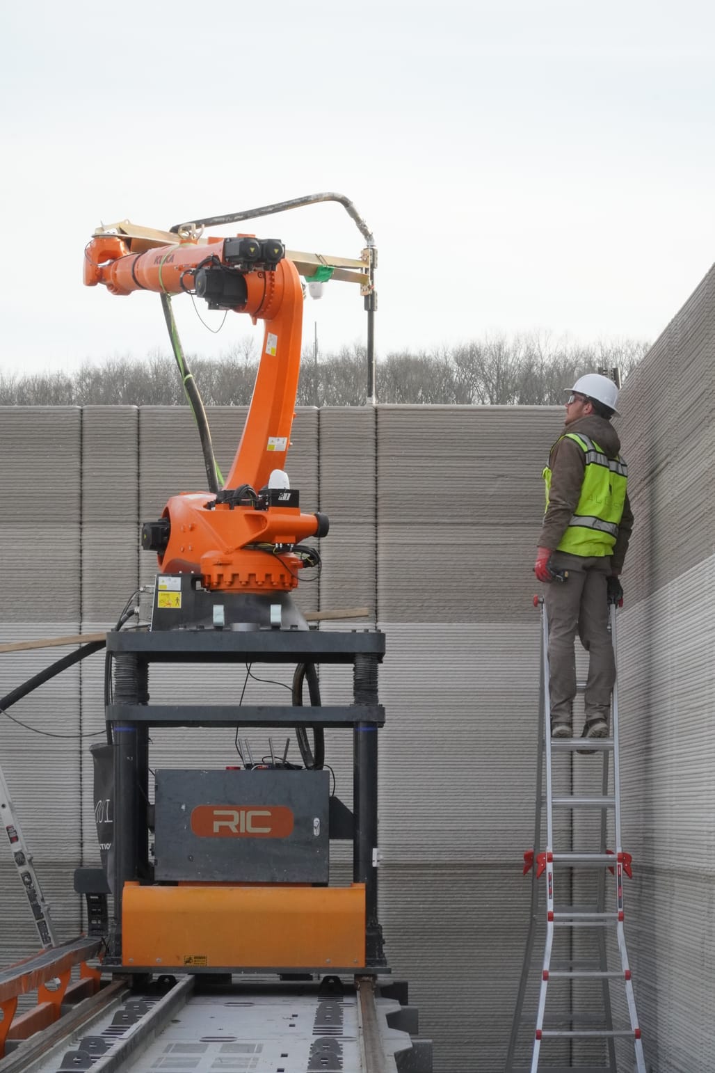 Watch these construction robots 3D print a Walmart extension in just ...
