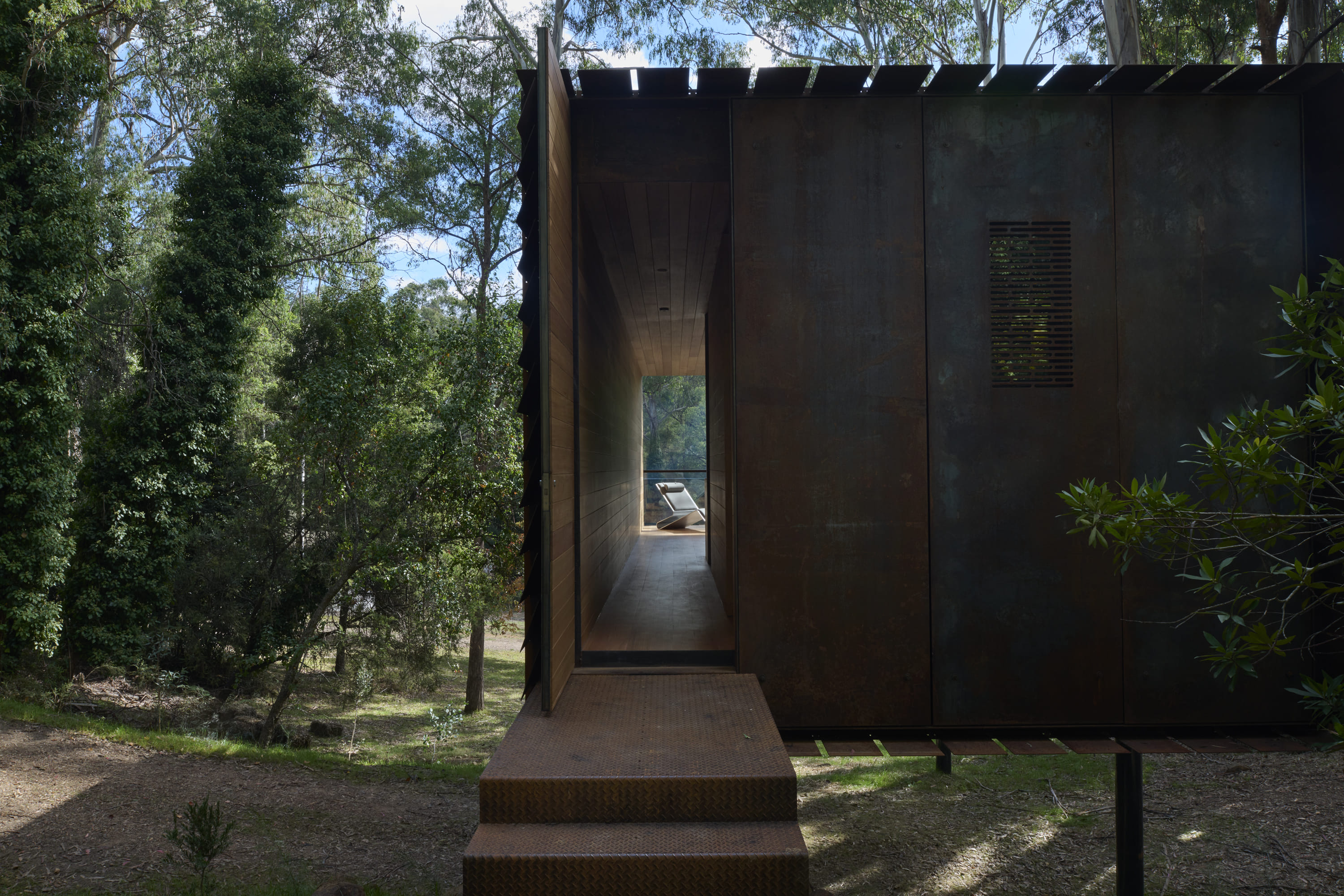 Robbie Walker's Sawmill Treehouse blends into the trees through its ...
