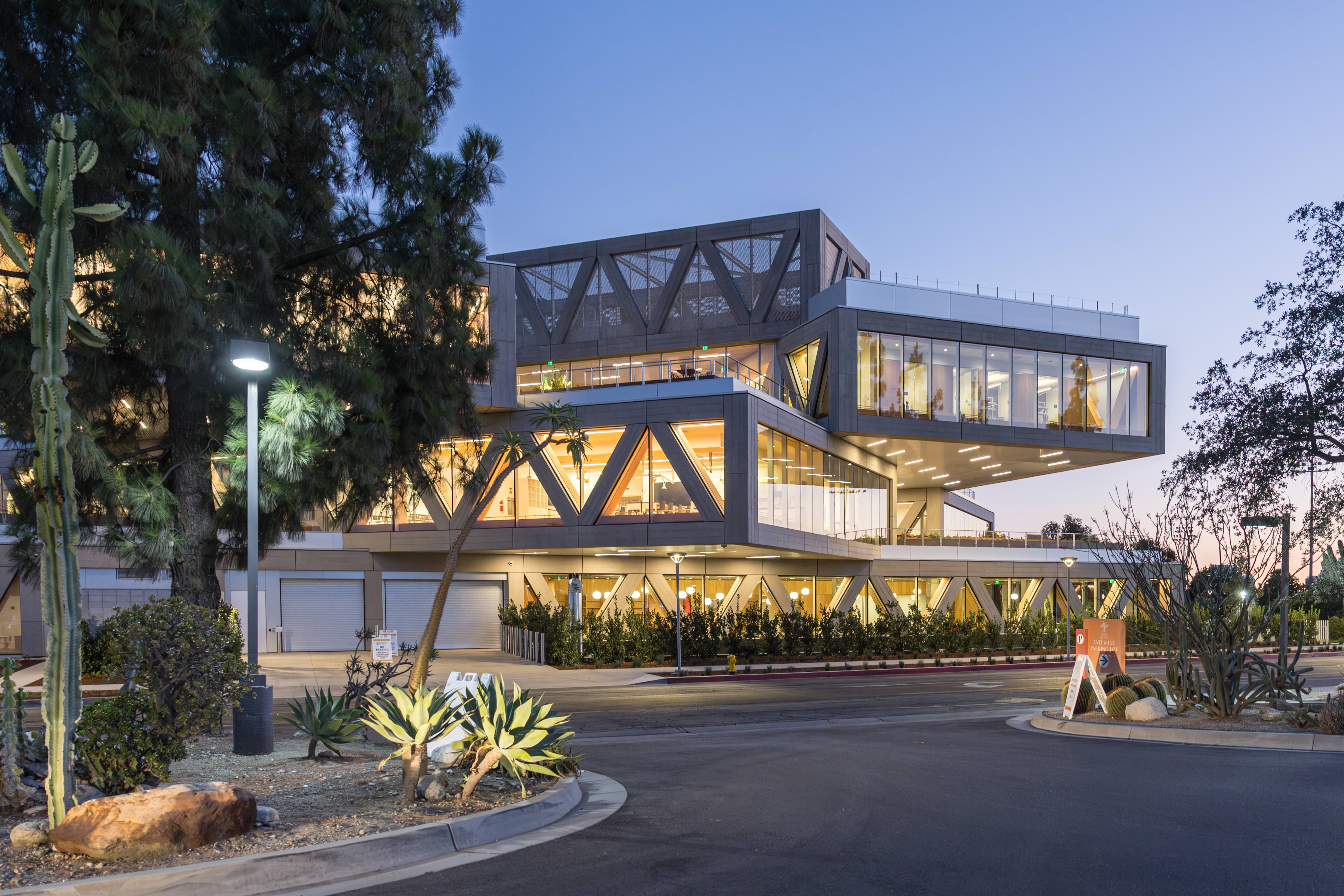 BIG’s rotated-block science center opens at Claremont McKenna College ...