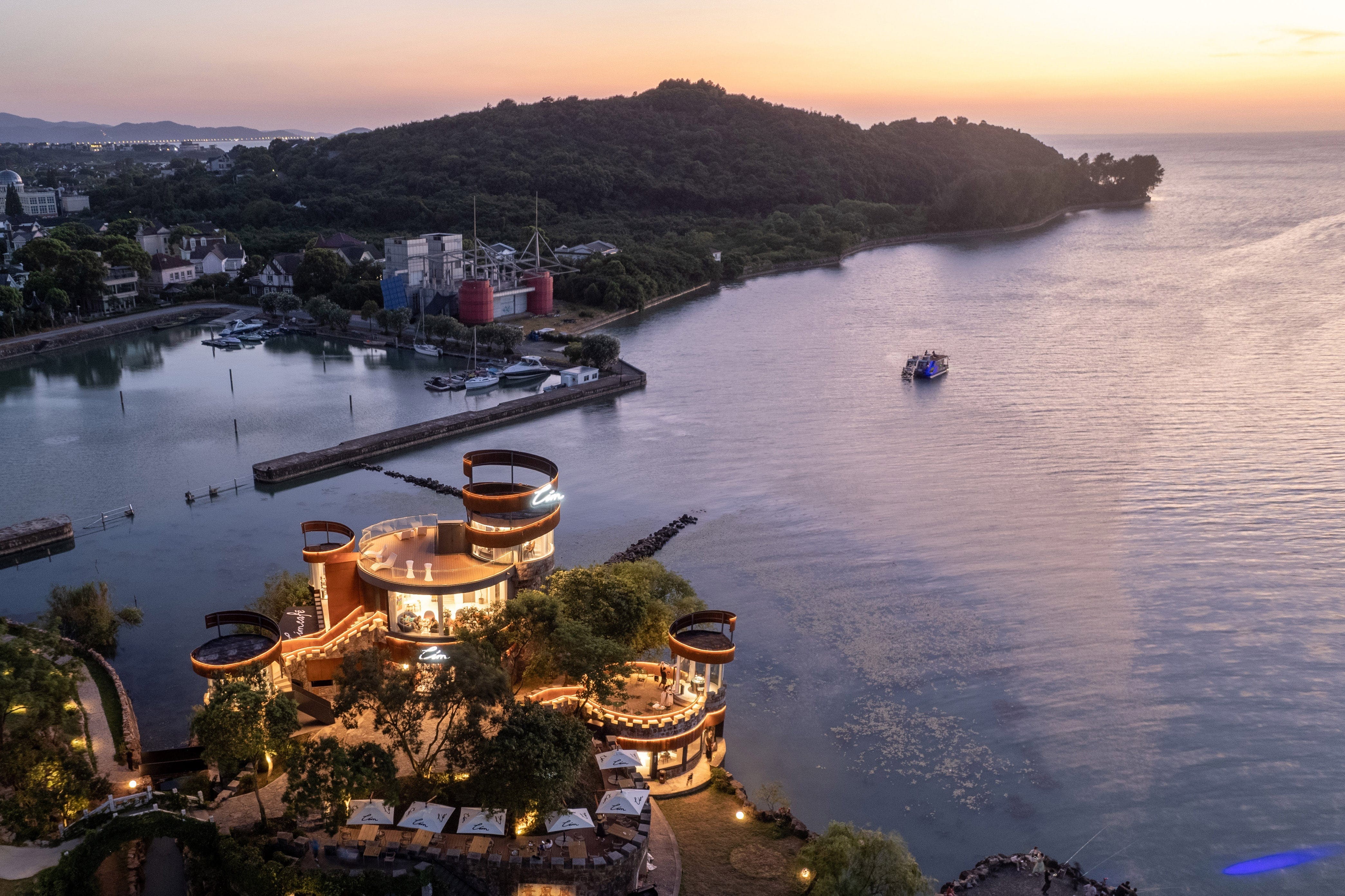 The renovation of Phoenix Terrace in the Taihu Resort Area | Parallect ...