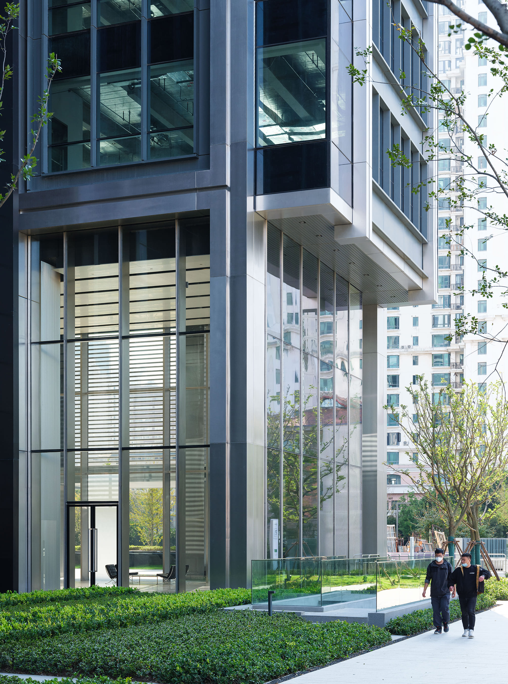 Foster + Partners completes landmark 42-story office tower in Shanghai ...