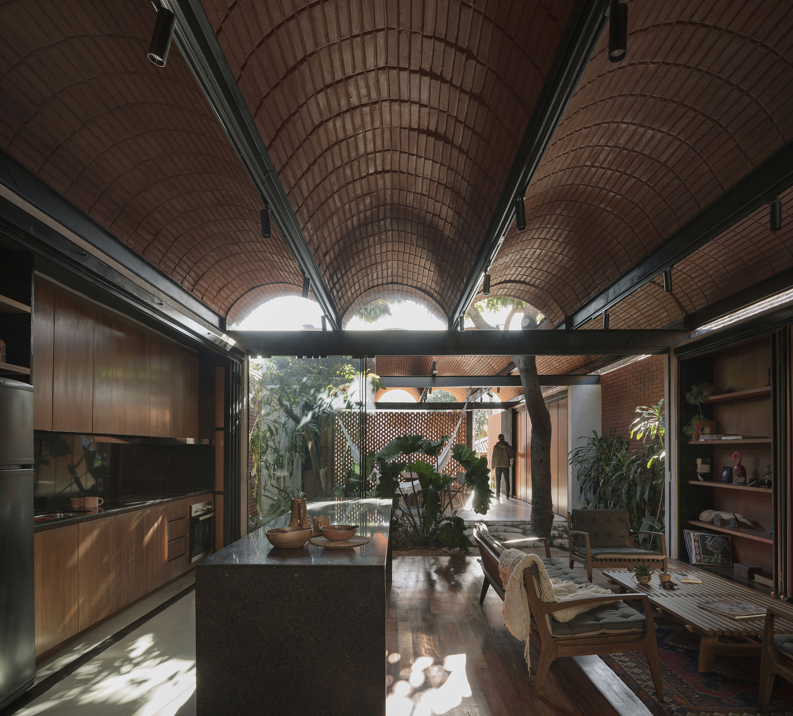 Fluid spaces and manually pressed bricks combine to form Equipo de ...