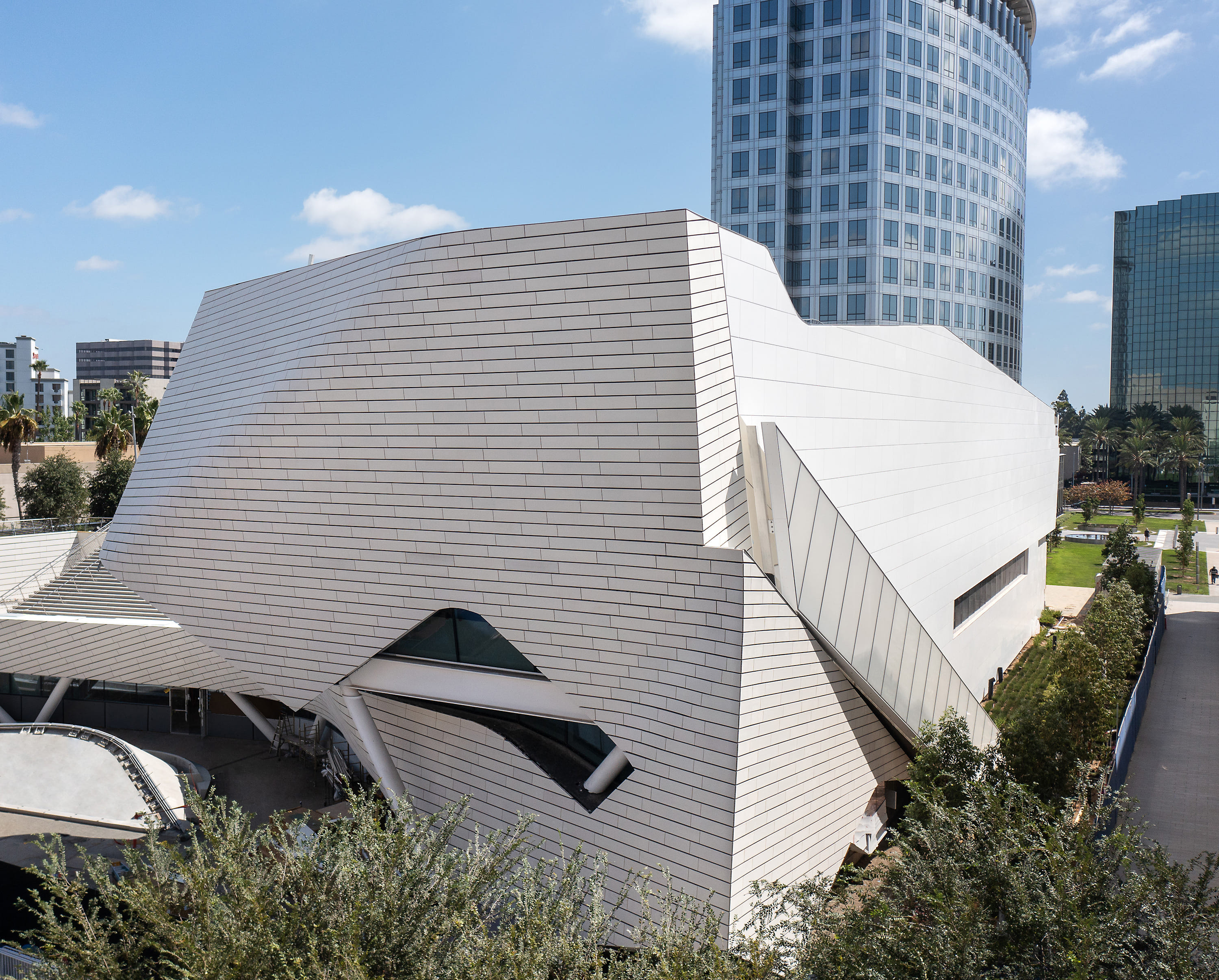 First photos of Morphosis' soon-to-open Orange County Museum of Art ...