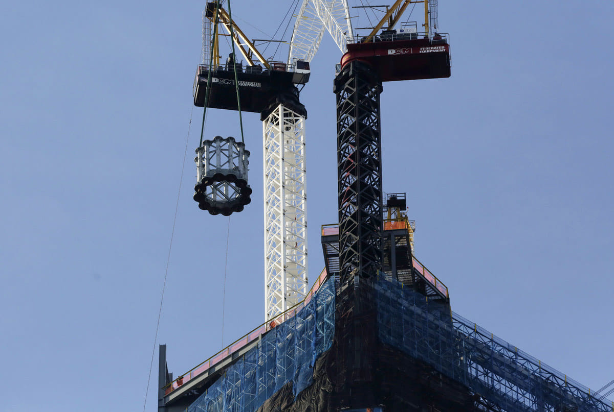 One World Trade Center Spire: Workers Begin To Hoist Spire Atop City's ...