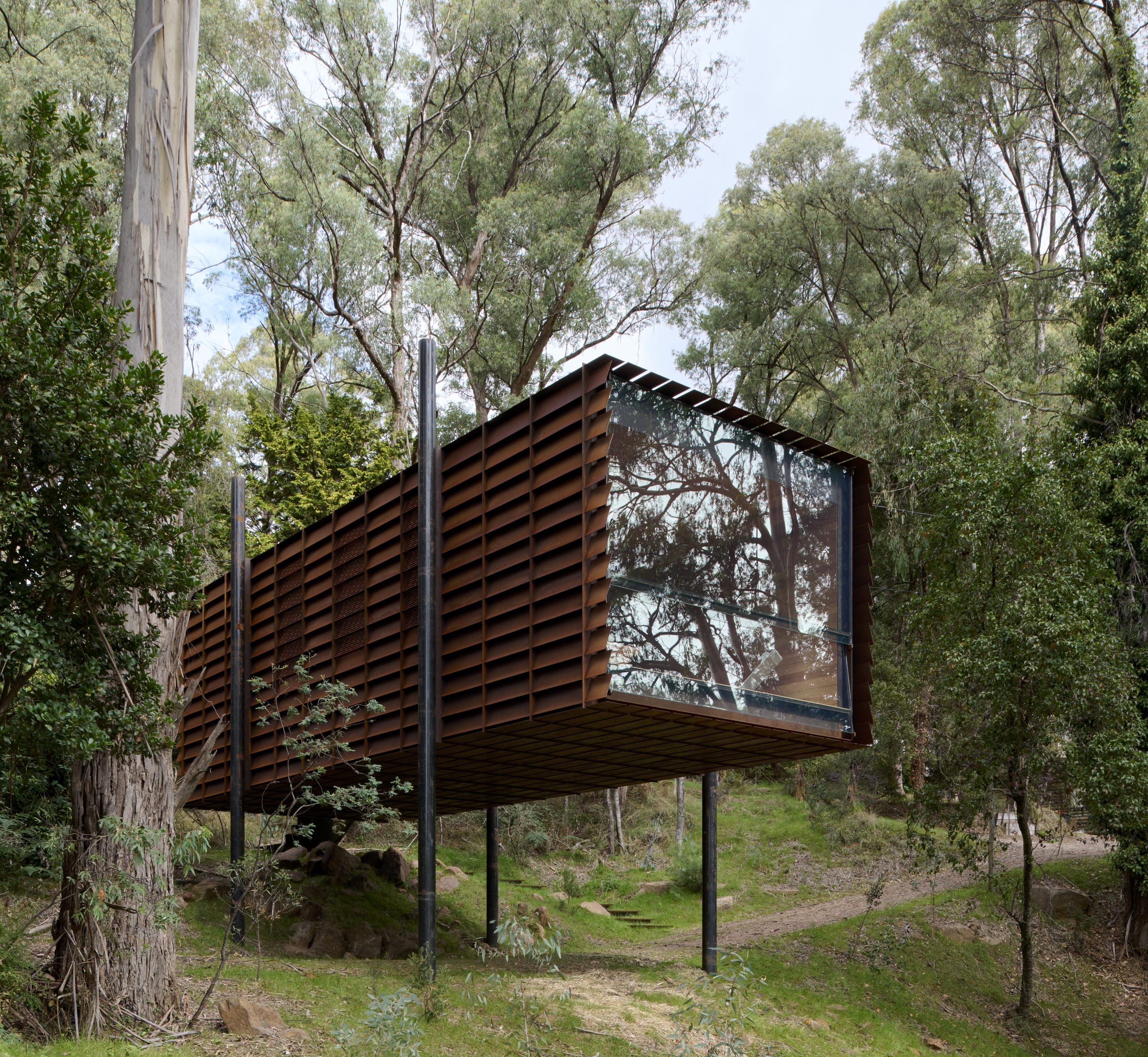 Robbie Walker's Sawmill Treehouse blends into the trees through its ...