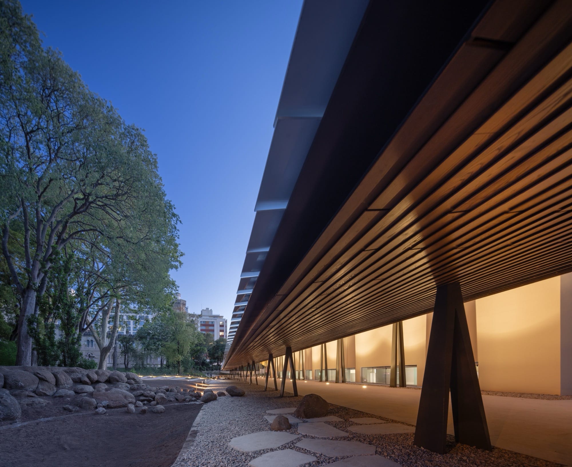 Kengo Kuma completes Lisbon art center with sweeping canopy | News ...