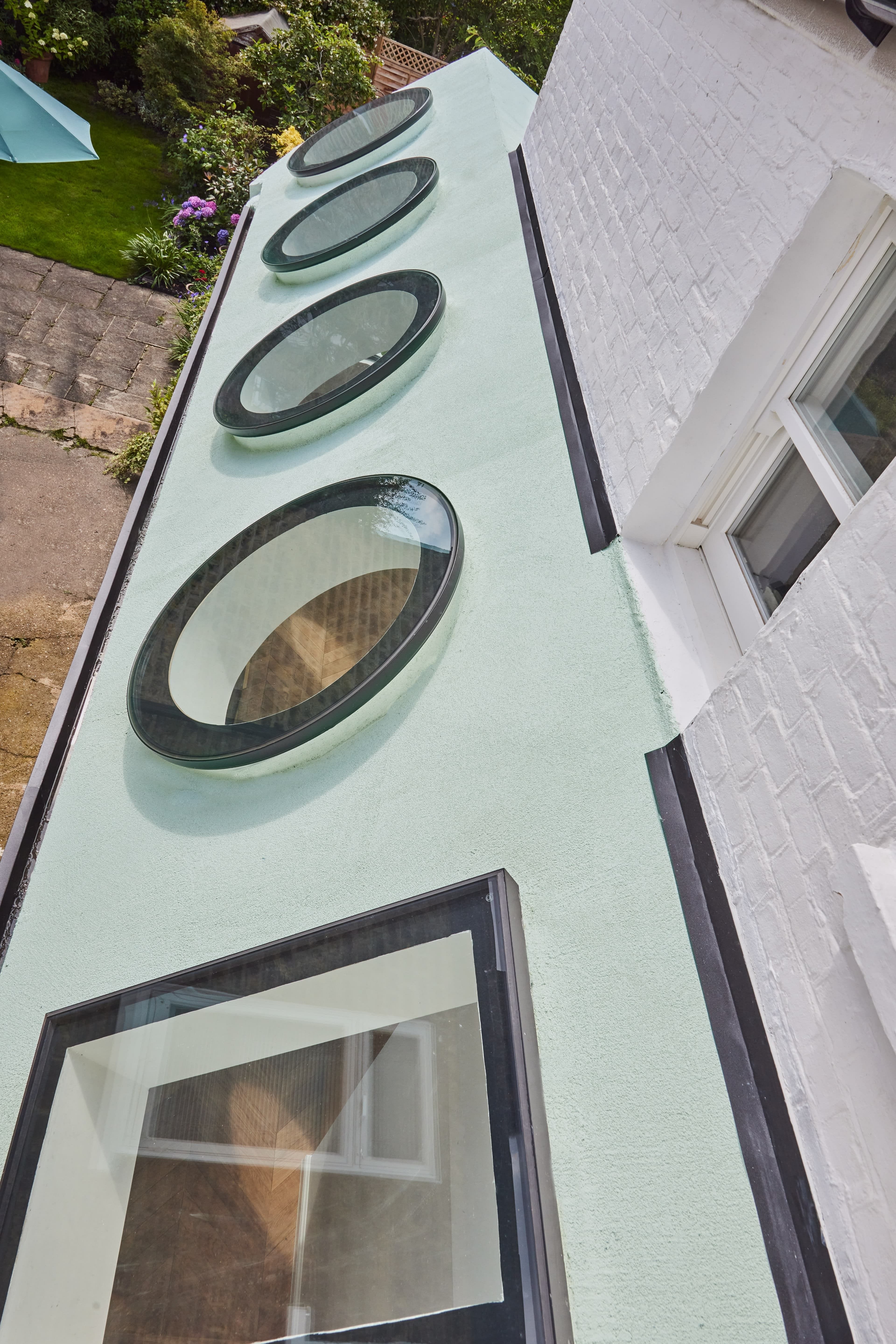 Peter Morris Architects adds curved glass extension to Victorian home ...