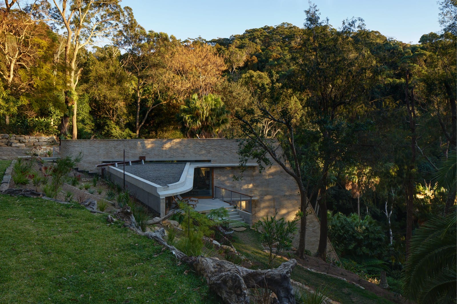 A closer look into the cave-like Cabbage Tree House by Peter Stutchbury ...