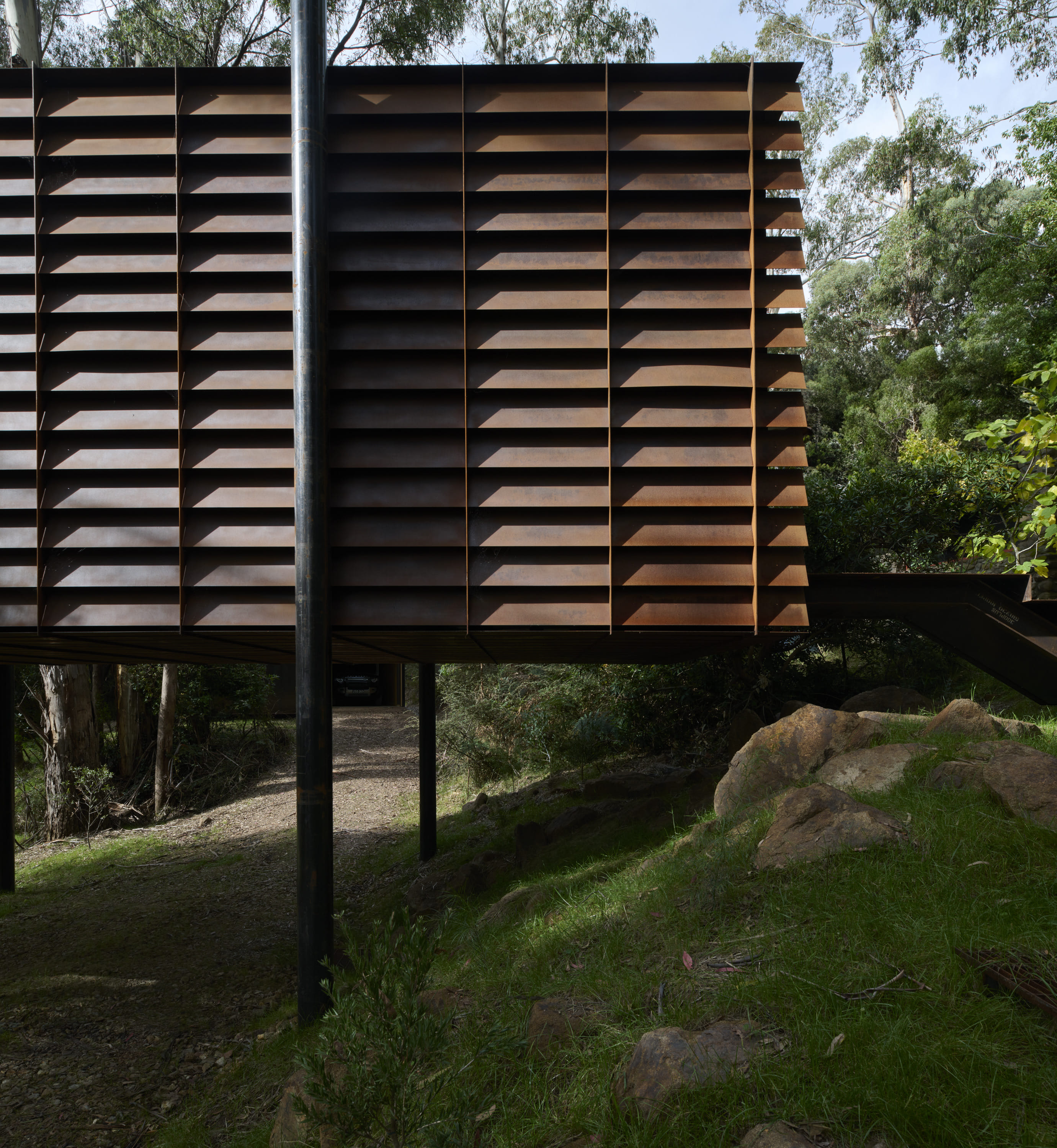 Robbie Walker's Sawmill Treehouse blends into the trees through its ...