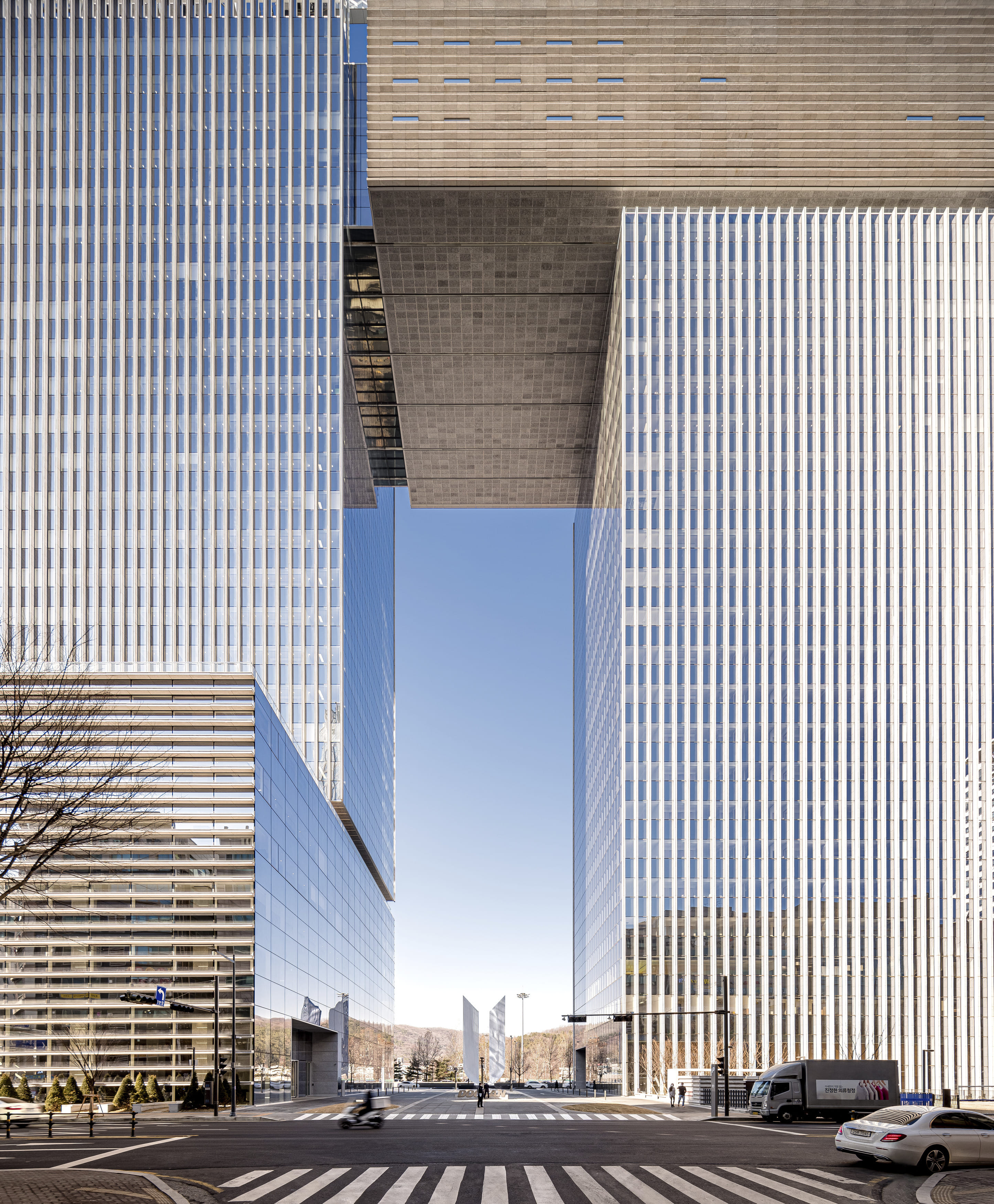 Kohn Pedersen Fox shares images of newly completed Bundang Doosan Tower ...