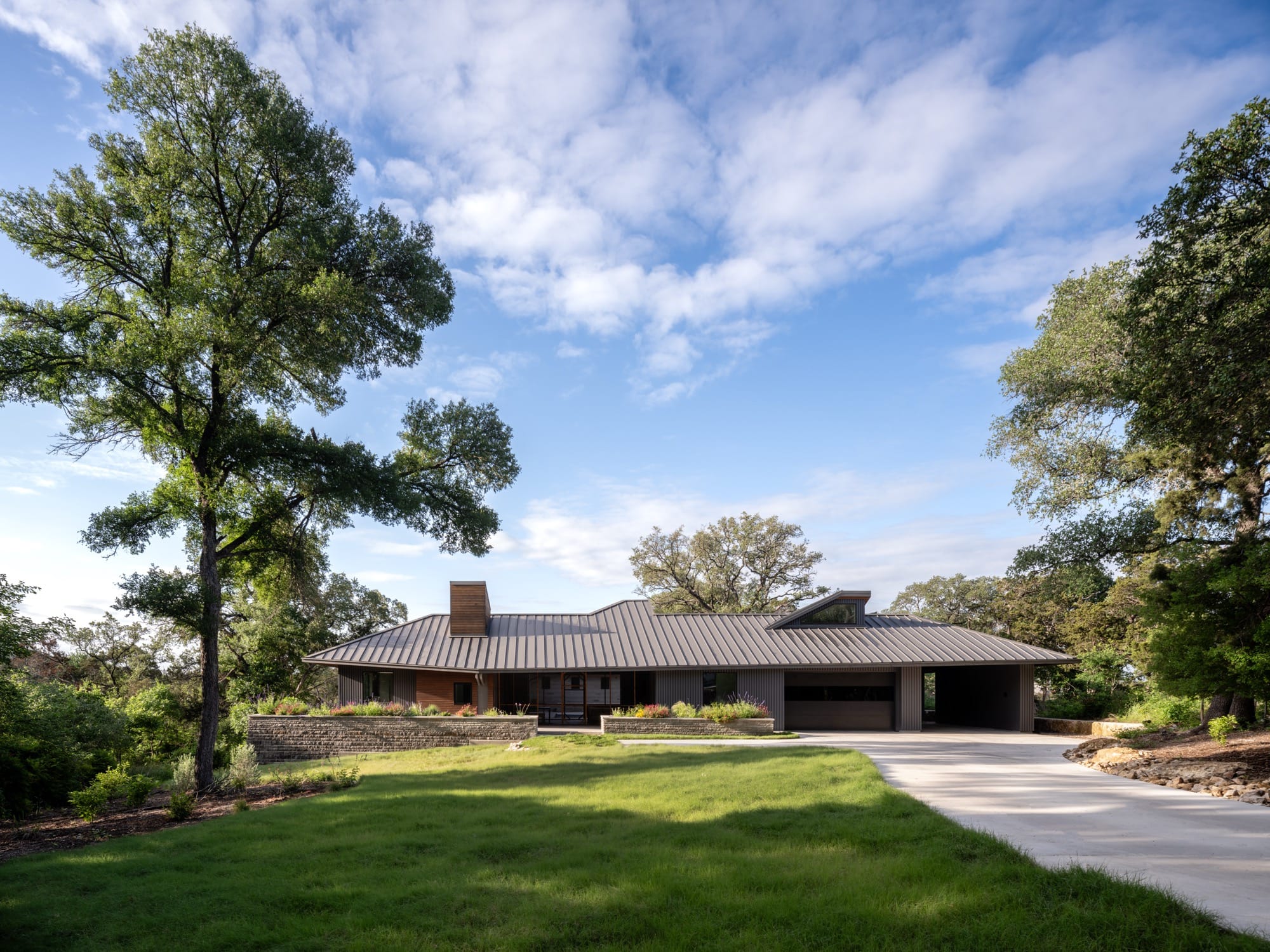 Murray Legge completes sustainable courtyard home that plays on Texas ...