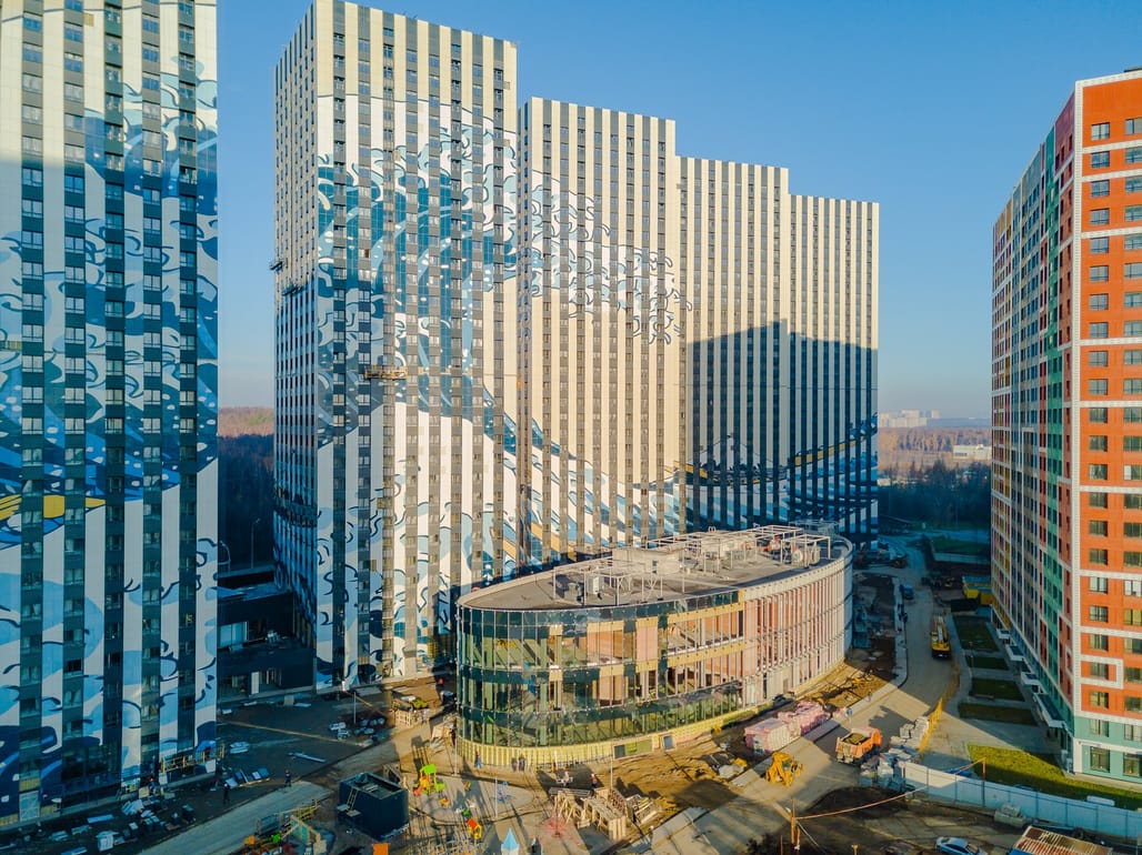 Moscow apartment buildings come to life with facade featuring The Great ...