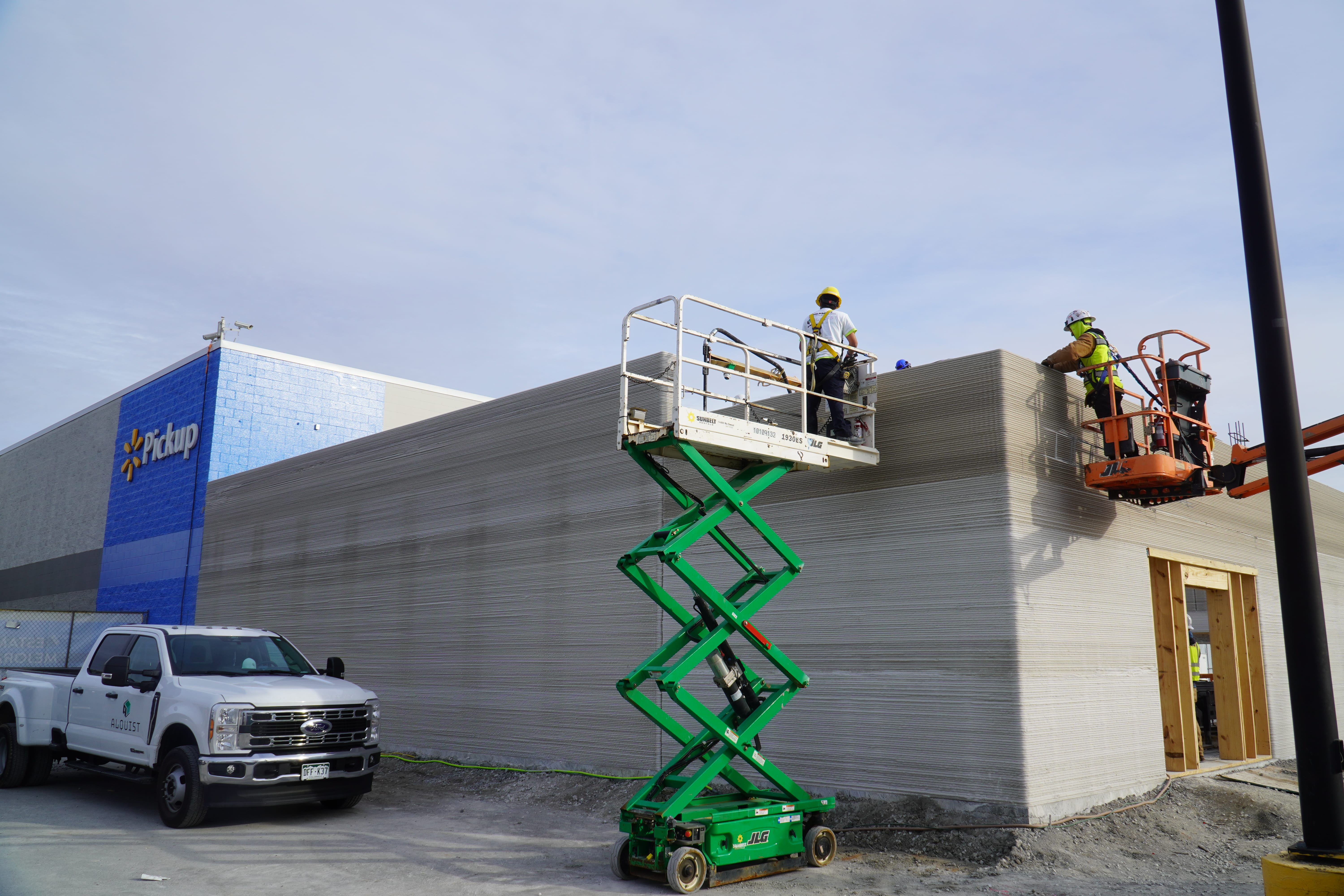 Watch these construction robots 3D print a Walmart extension in just ...