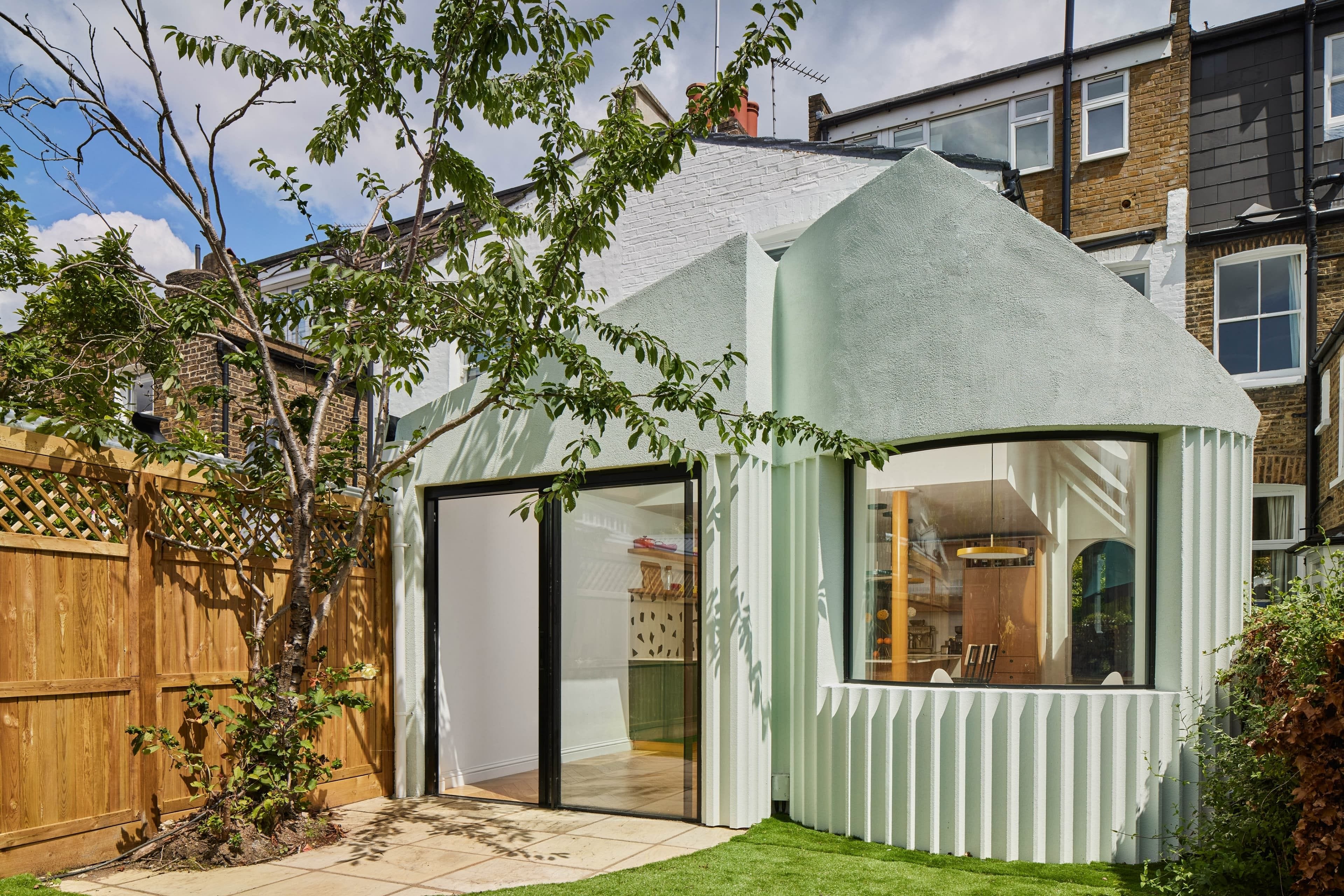Peter Morris Architects adds curved glass extension to Victorian home ...