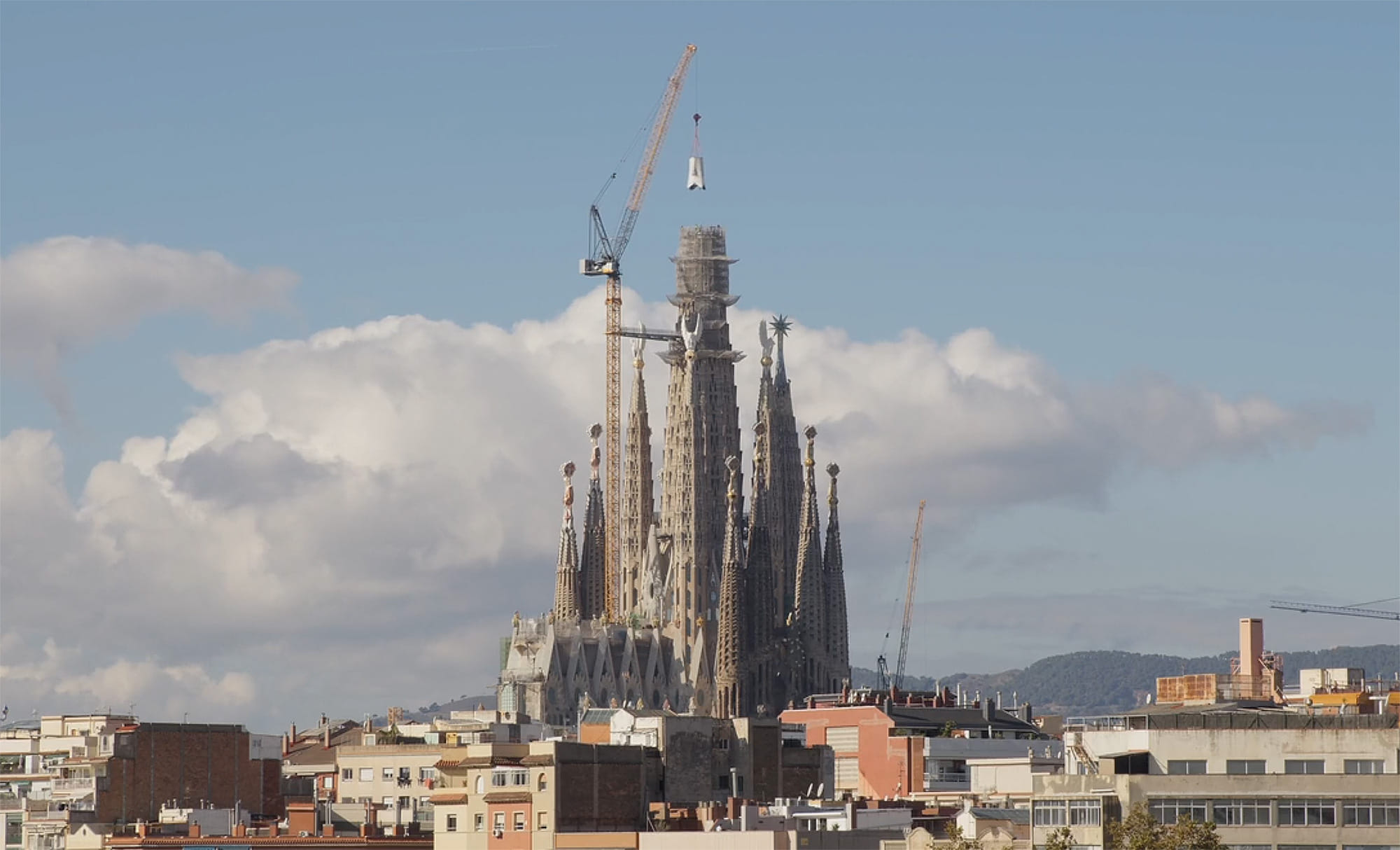 Sagrada Família: Watch the cross atop the Tower of Jesus Christ taking ...