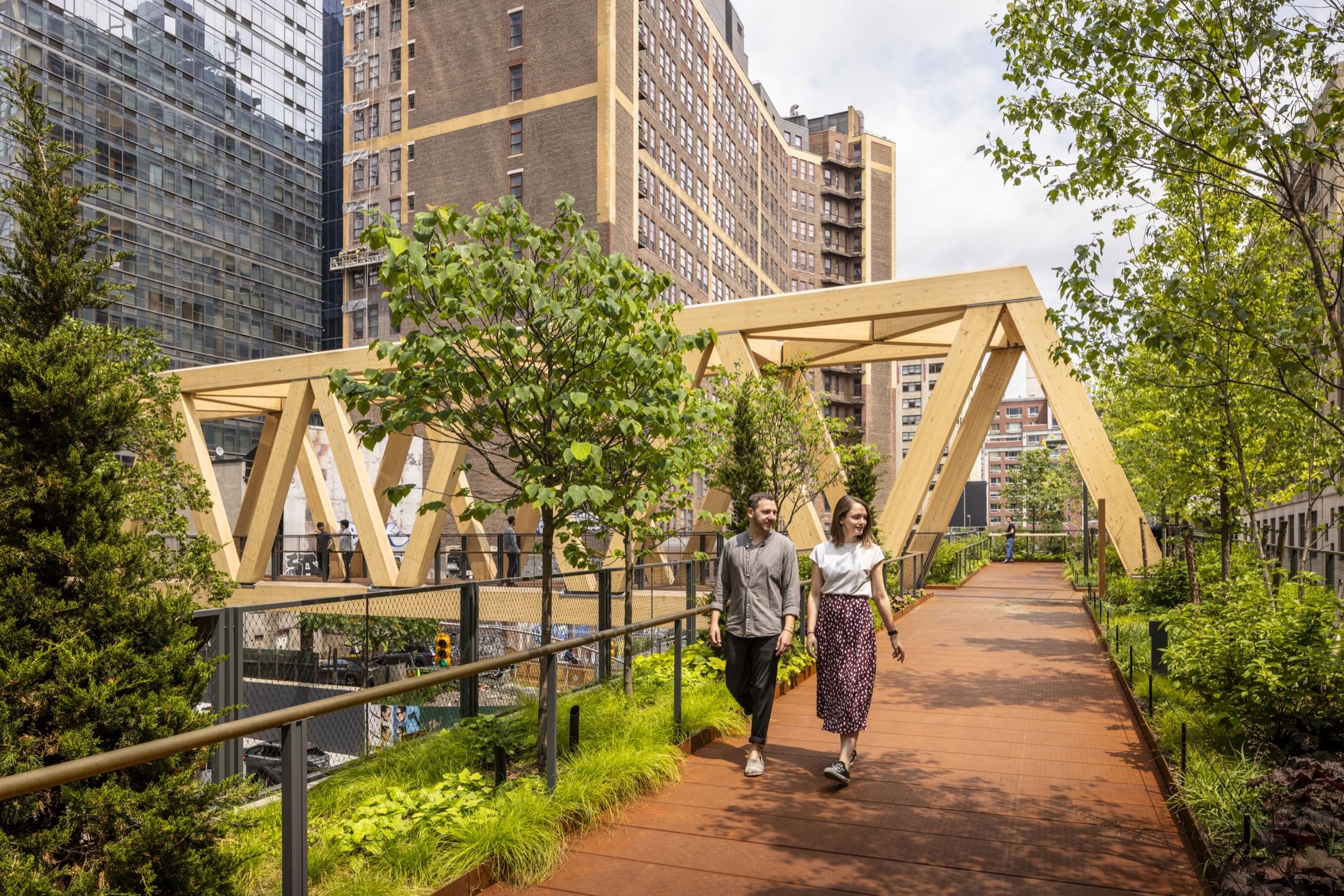 New York’s High Line opens two timber bridges by SOM and Field ...