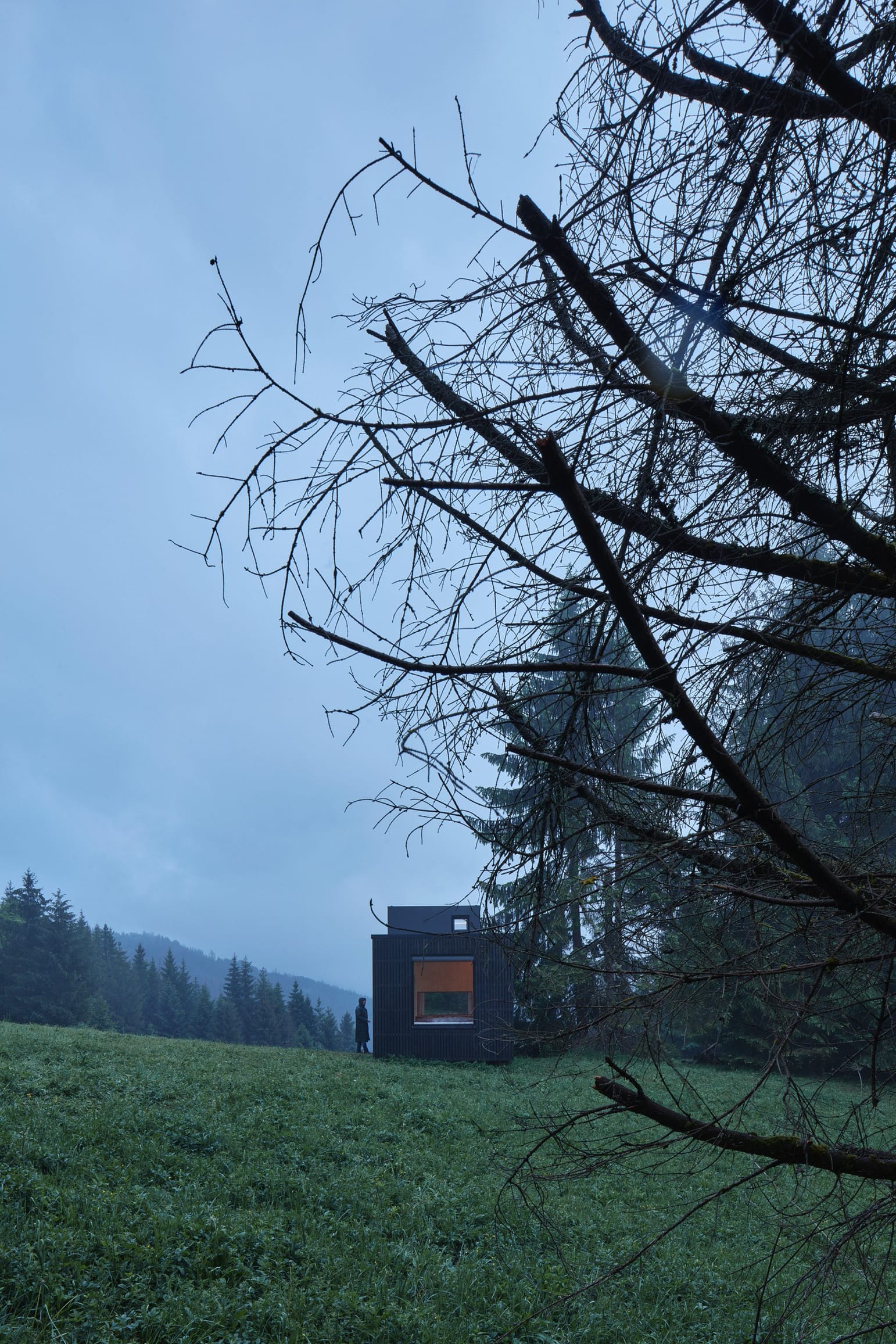 This 40m2 wilderness cabin by Ark Shelter Studio offers a cozy glamping ...