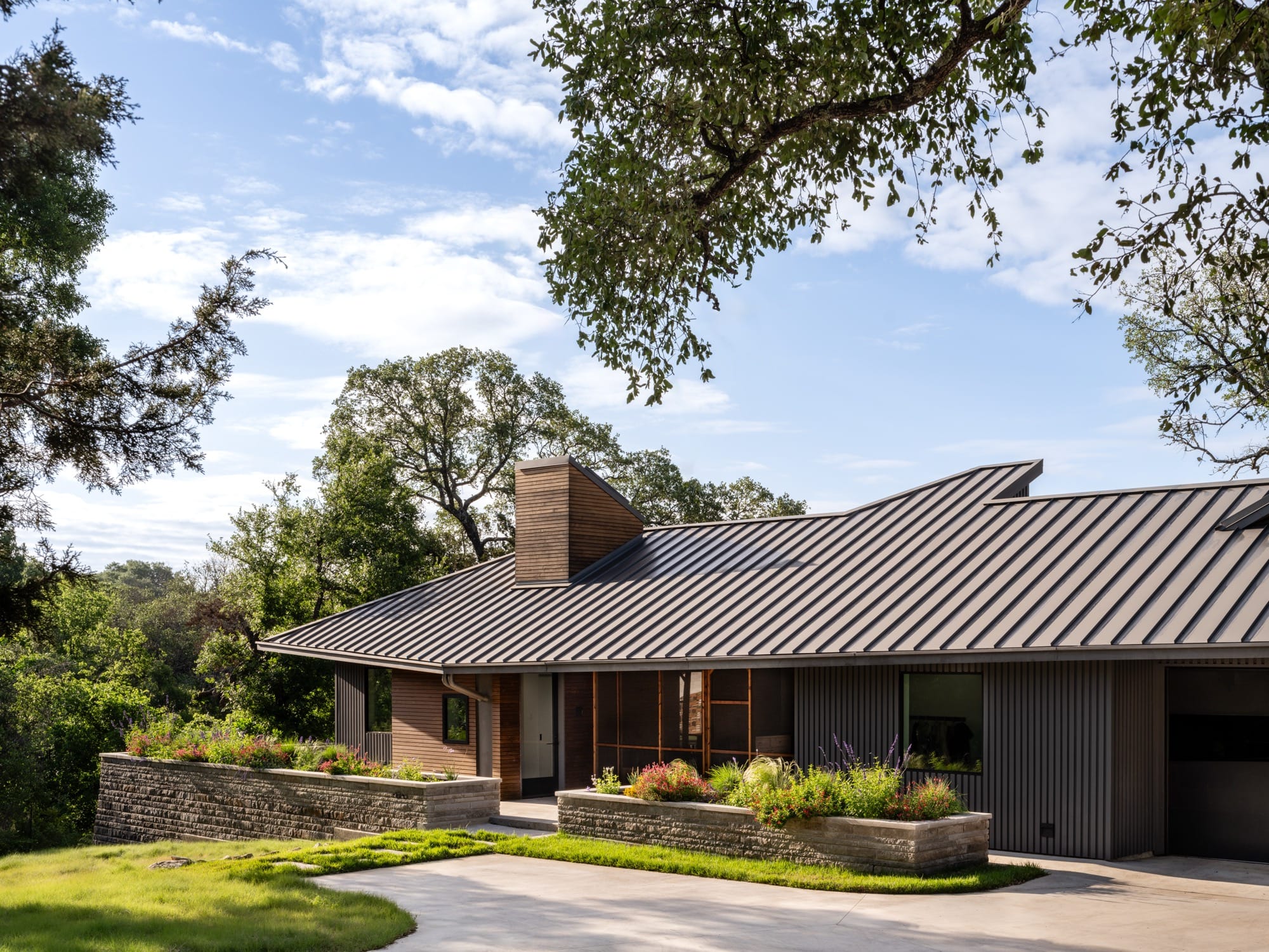 Murray Legge completes sustainable courtyard home that plays on Texas ...