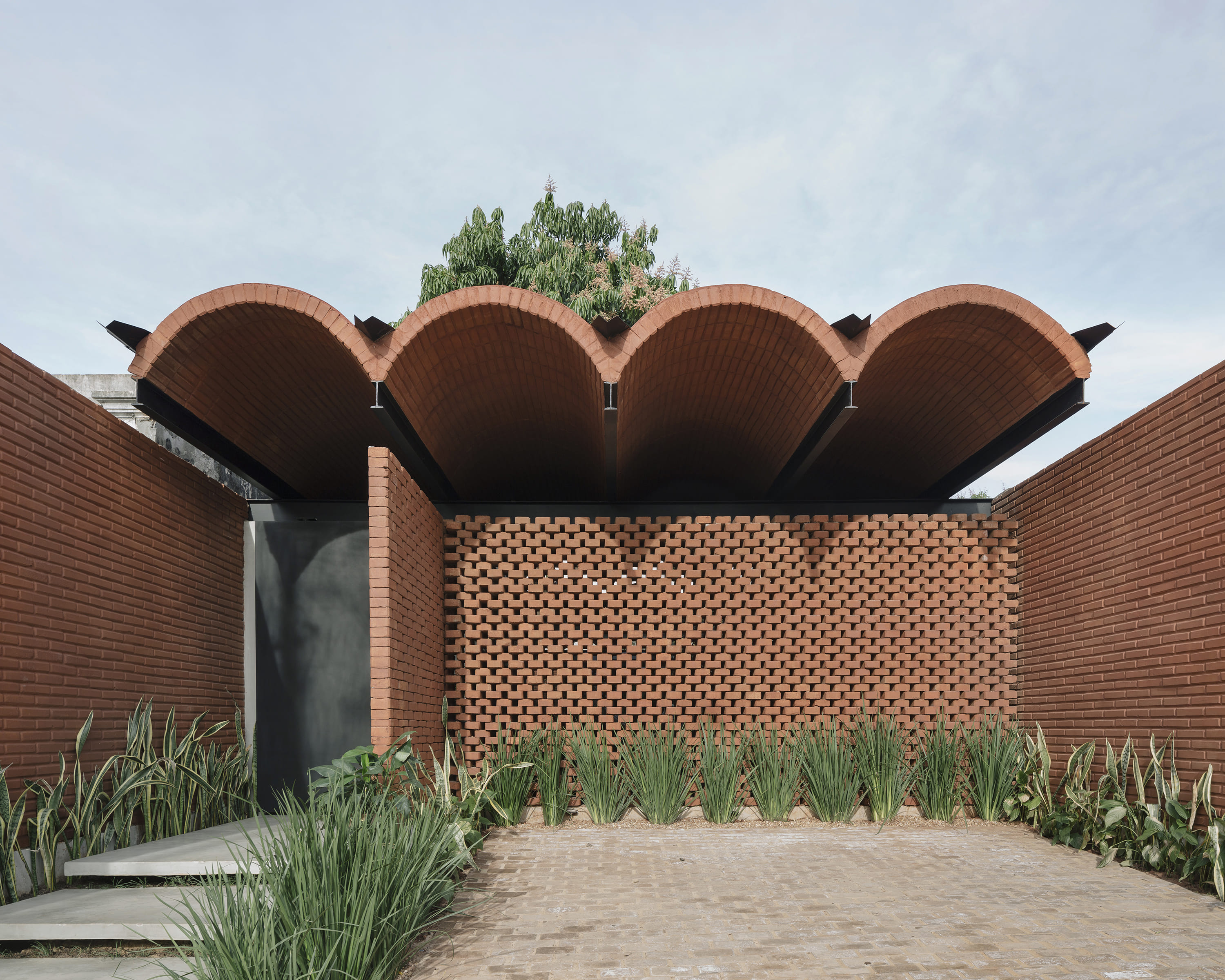 Fluid spaces and manually pressed bricks combine to form Equipo de ...