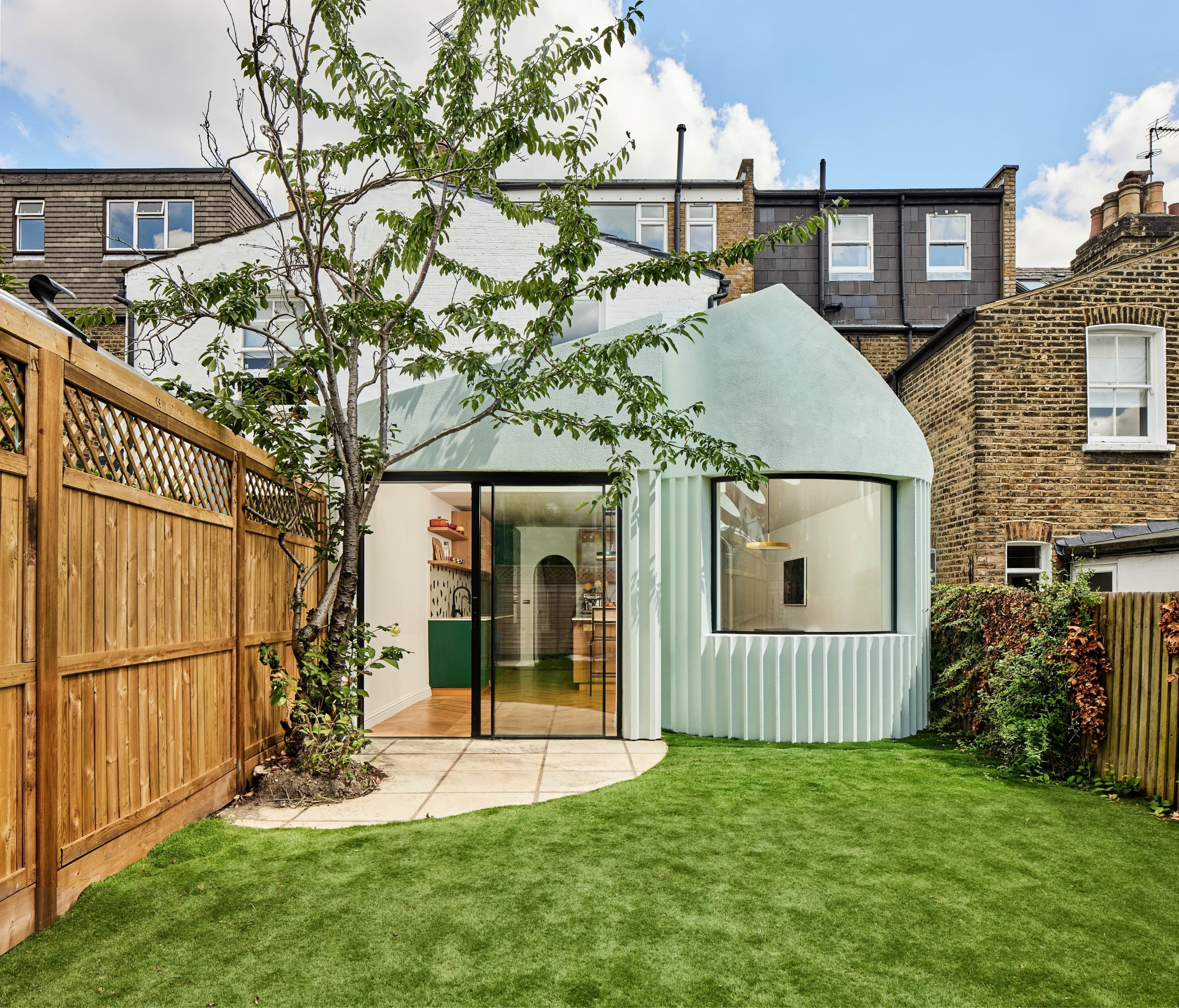 Peter Morris Architects adds curved glass extension to Victorian home ...