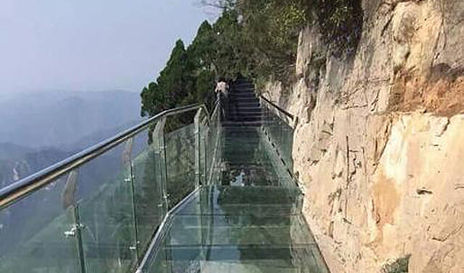 Chinese glass-bottom walkway cracks below tourists – 3,540 feet above ...