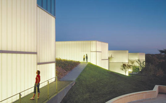 What is the type of glass the Steven Holl used on the Nelson-Atkins ...