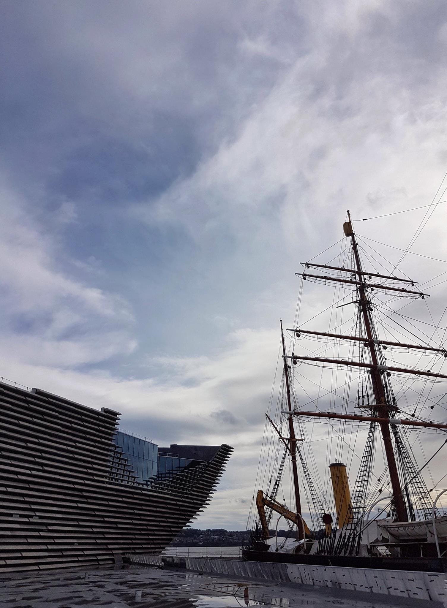 Kengo Kuma visits his ship-like V&A Dundee museum as exterior nears ...